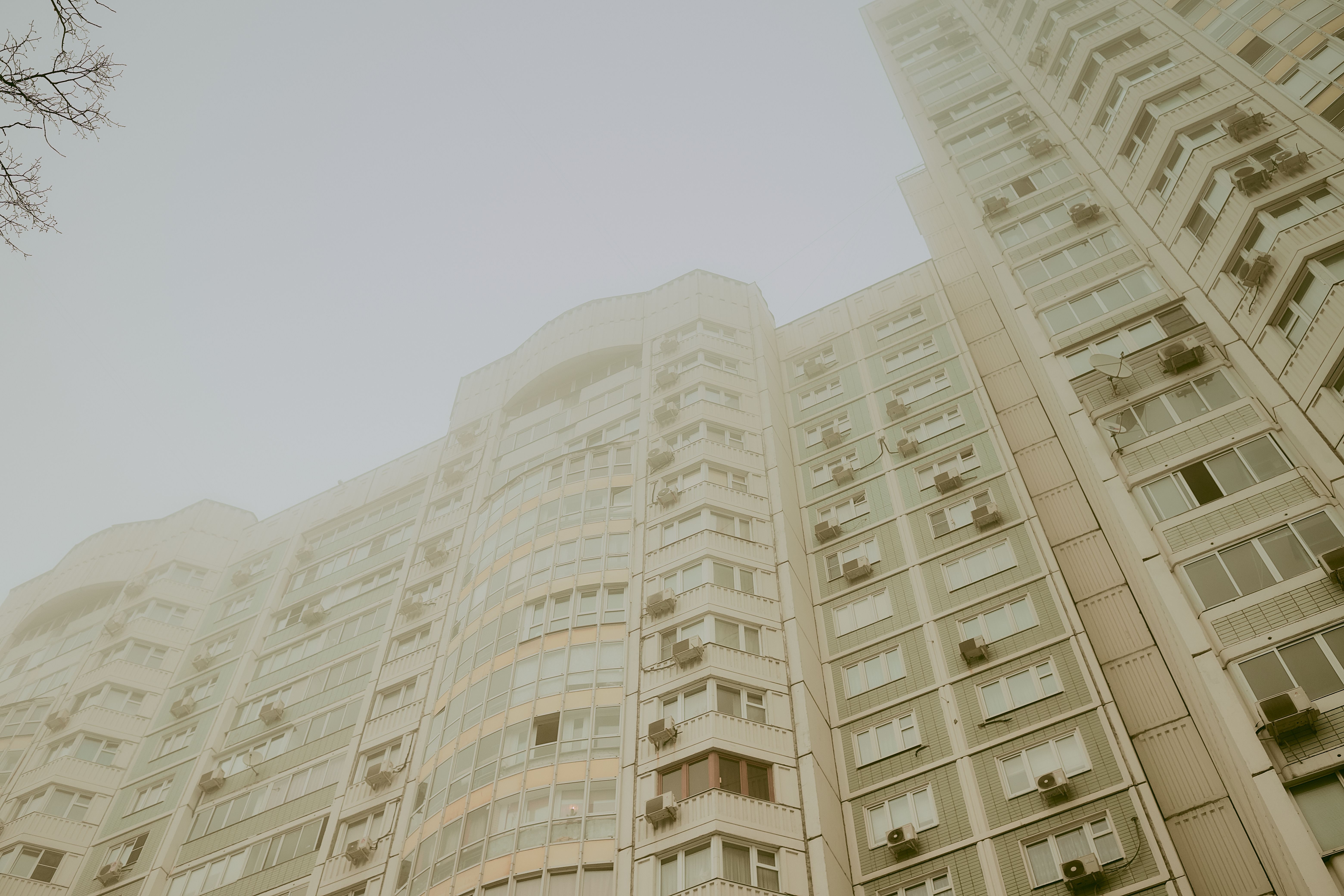 Building Covered with Fog · Free Stock Photo