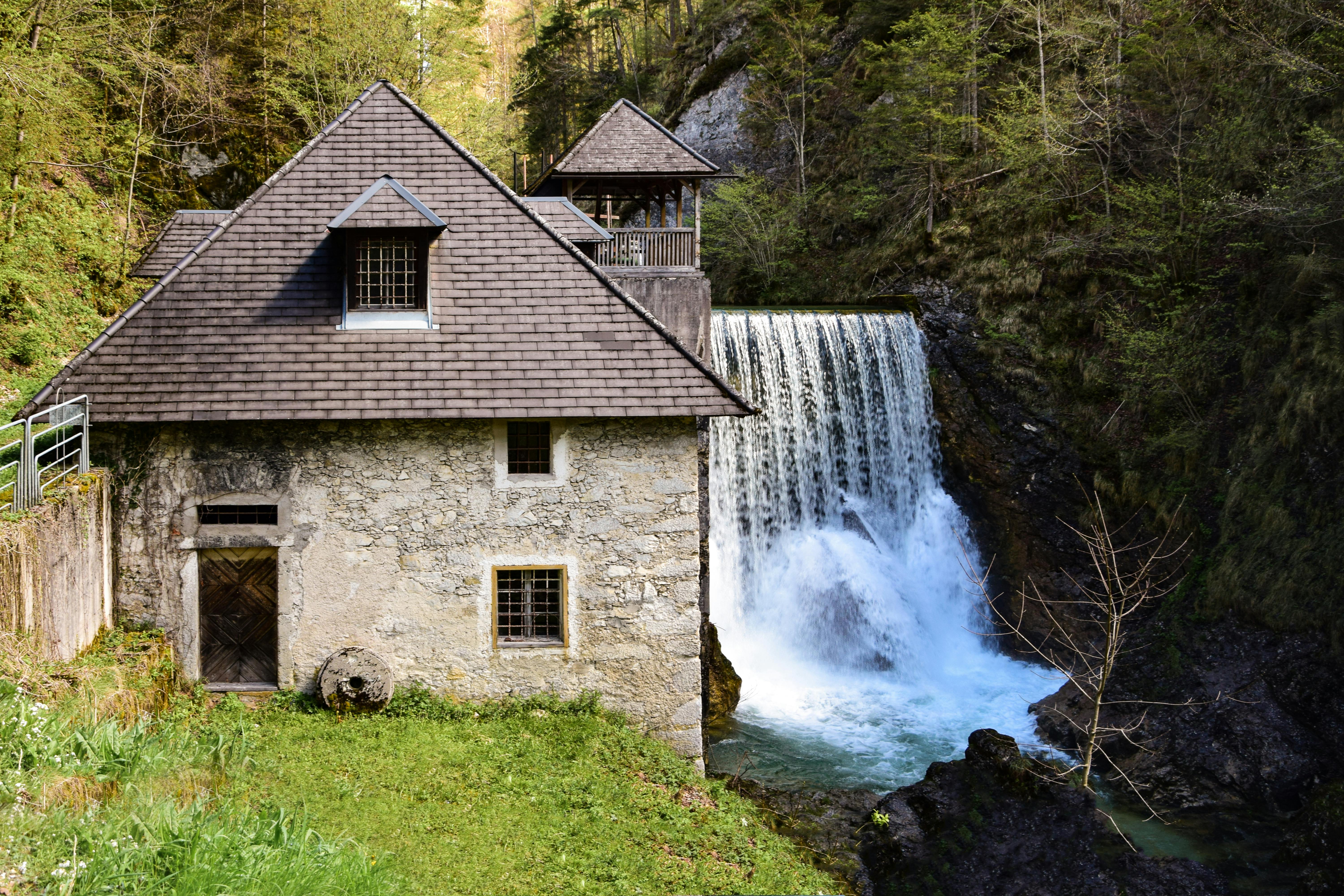 Gray House and Water Dam · Free Stock Photo