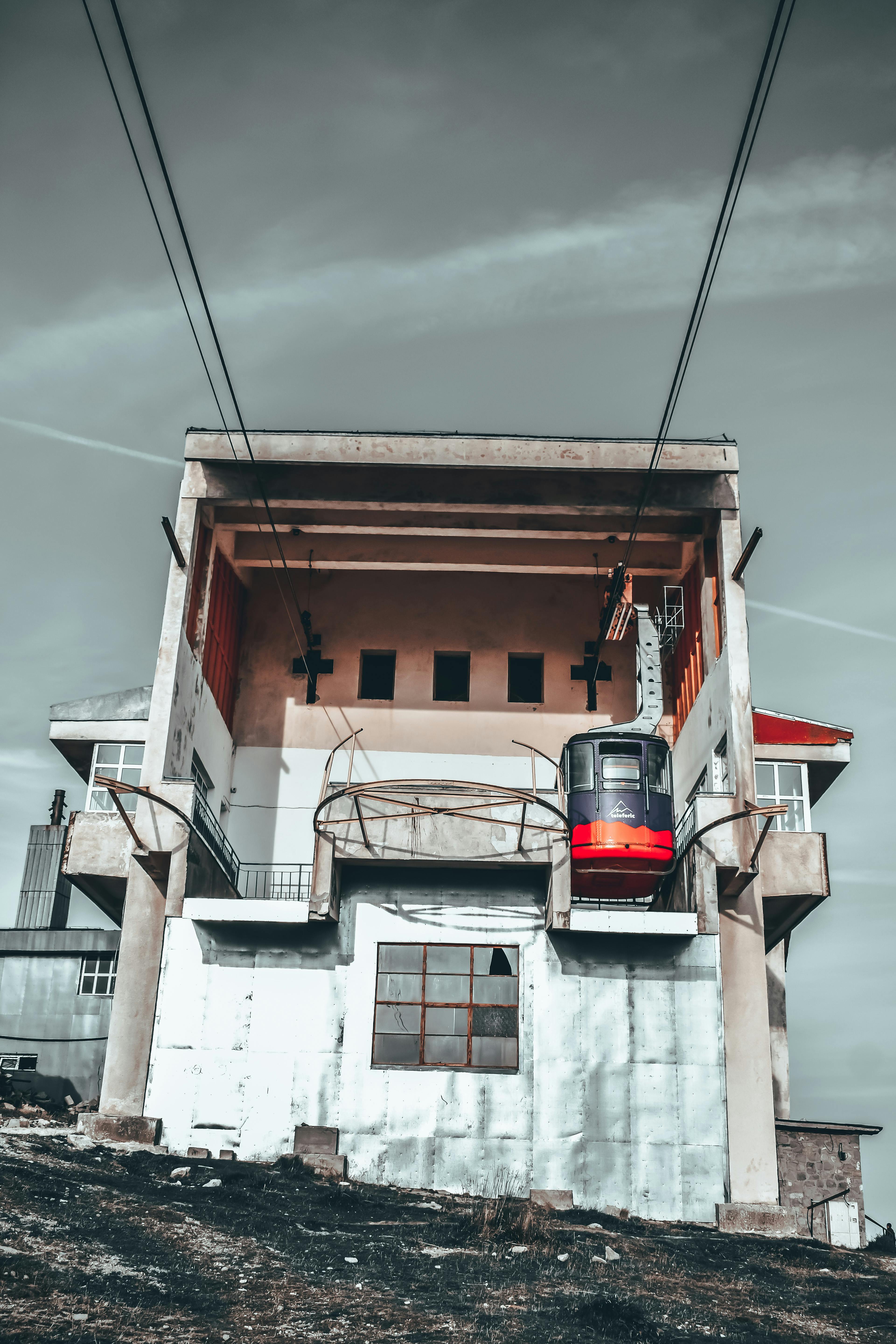 Cableway high in rocky mountains · Free Stock Photo