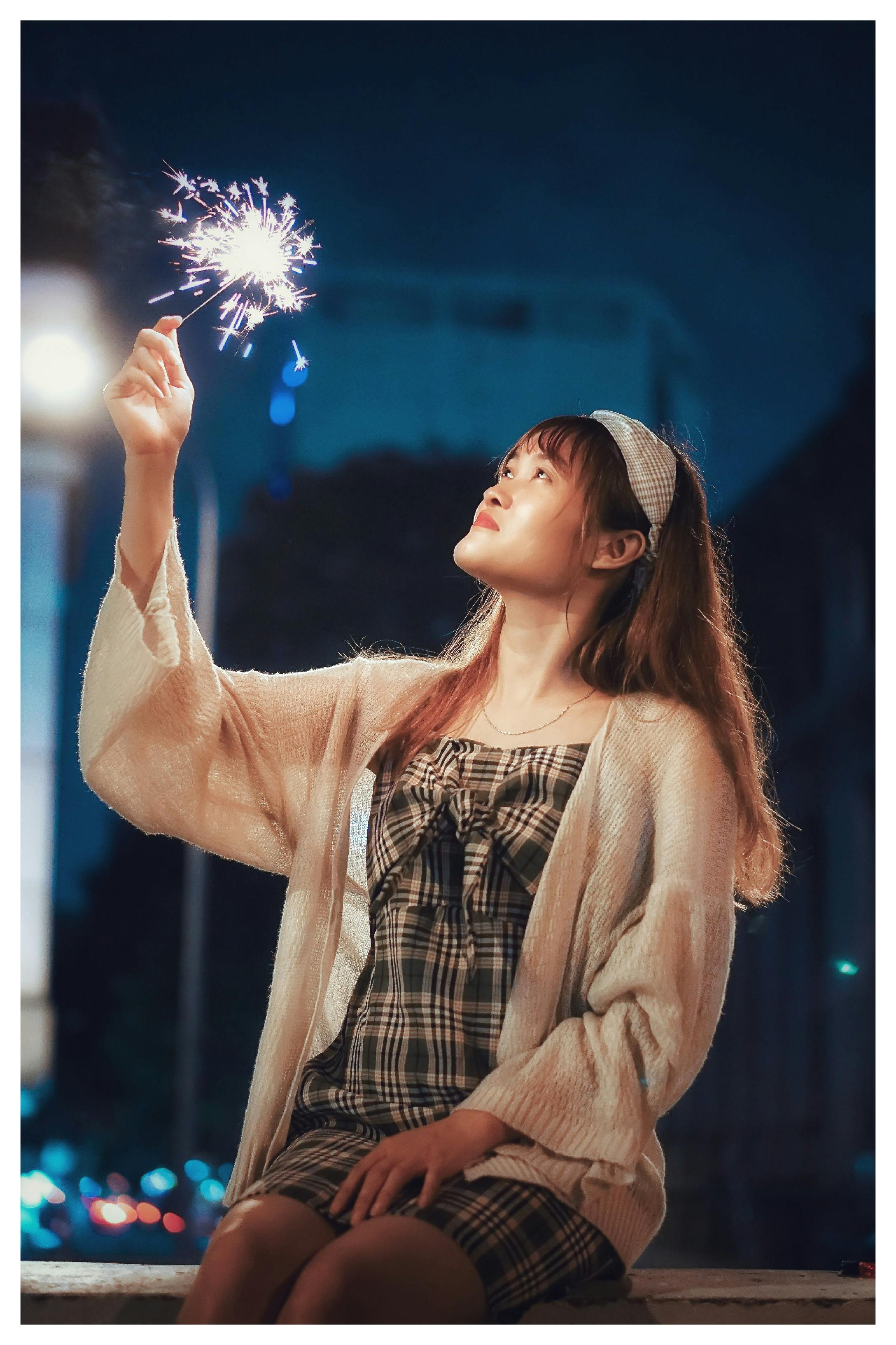 Spark Hope | Aurora Night | Person Holding Light Photos, Download The BEST Free Spark Hope ...