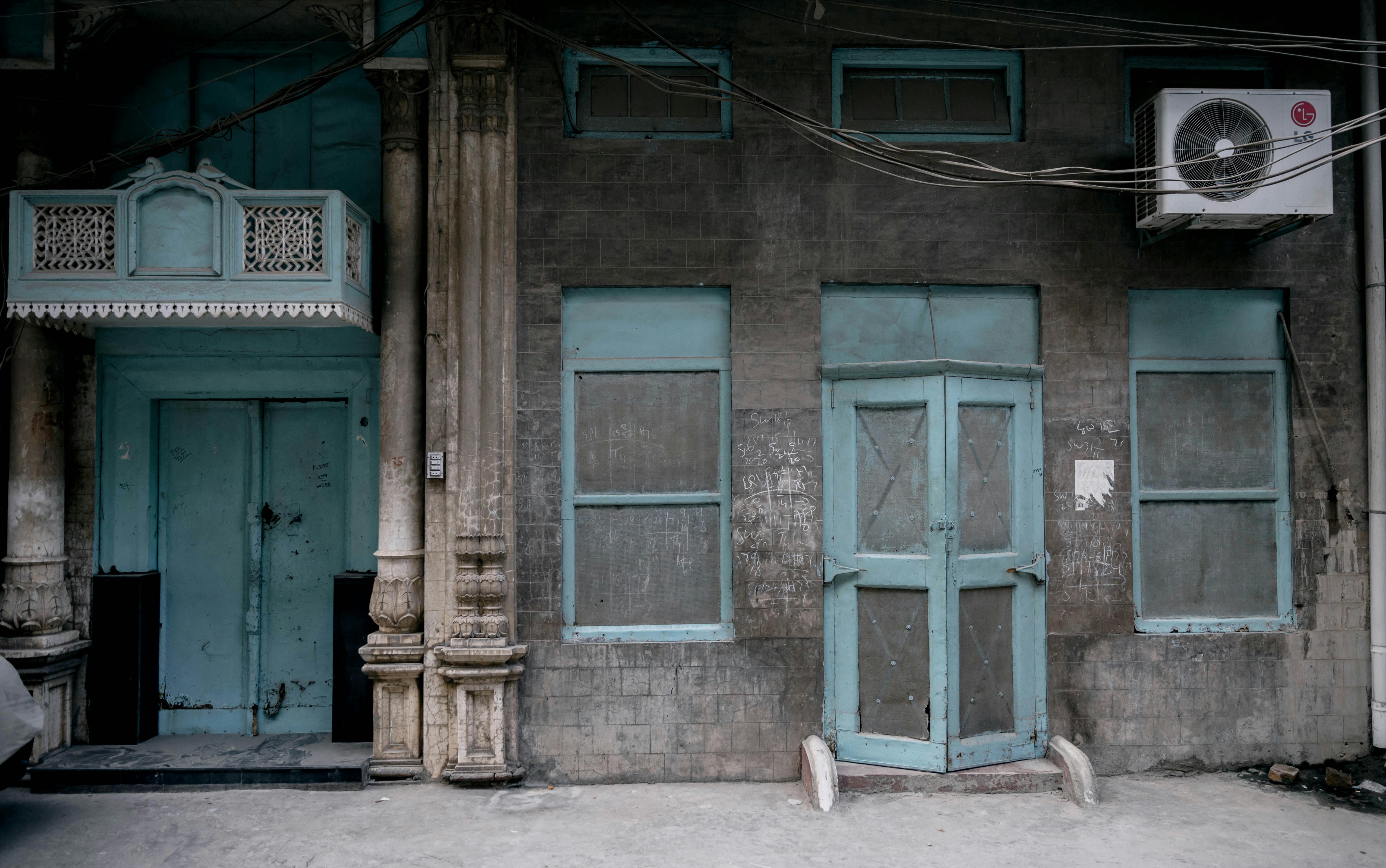 Exterior of an Old Building · Free Stock Photo