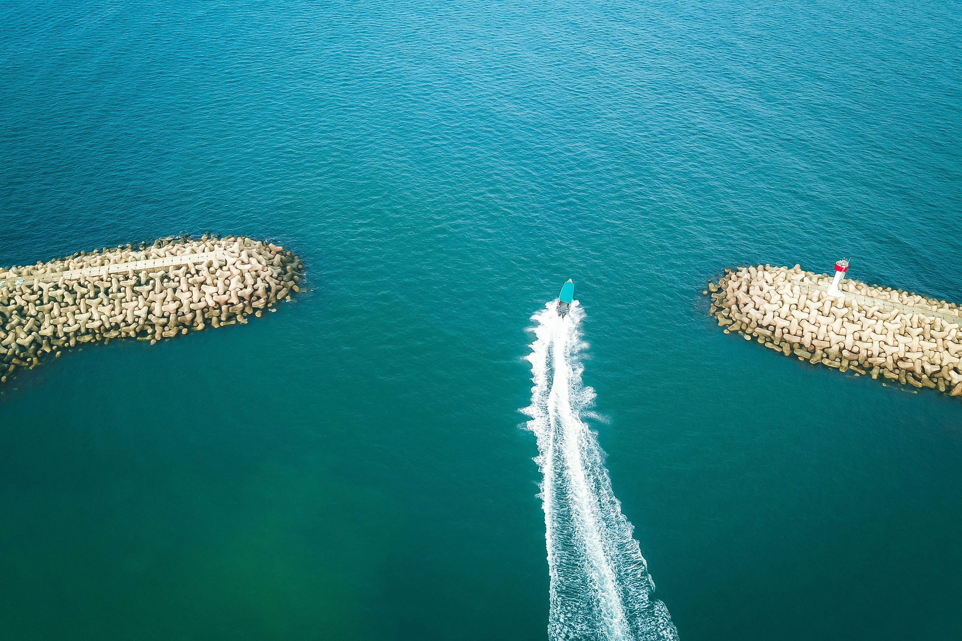 Boat floating and leaving foaming trail in sea · Free Stock Photo