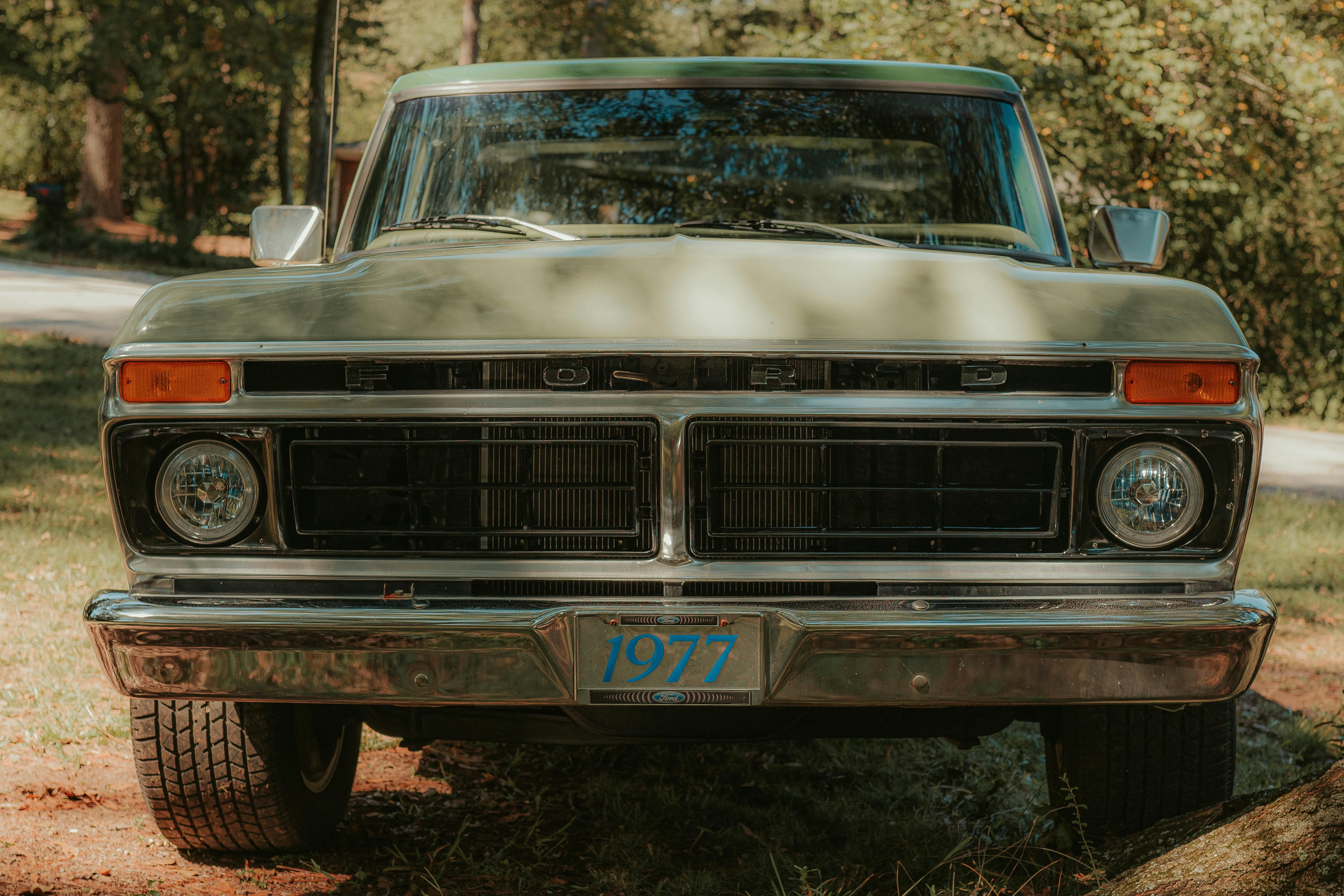 Old fashioned car on roadside · Free Stock Photo