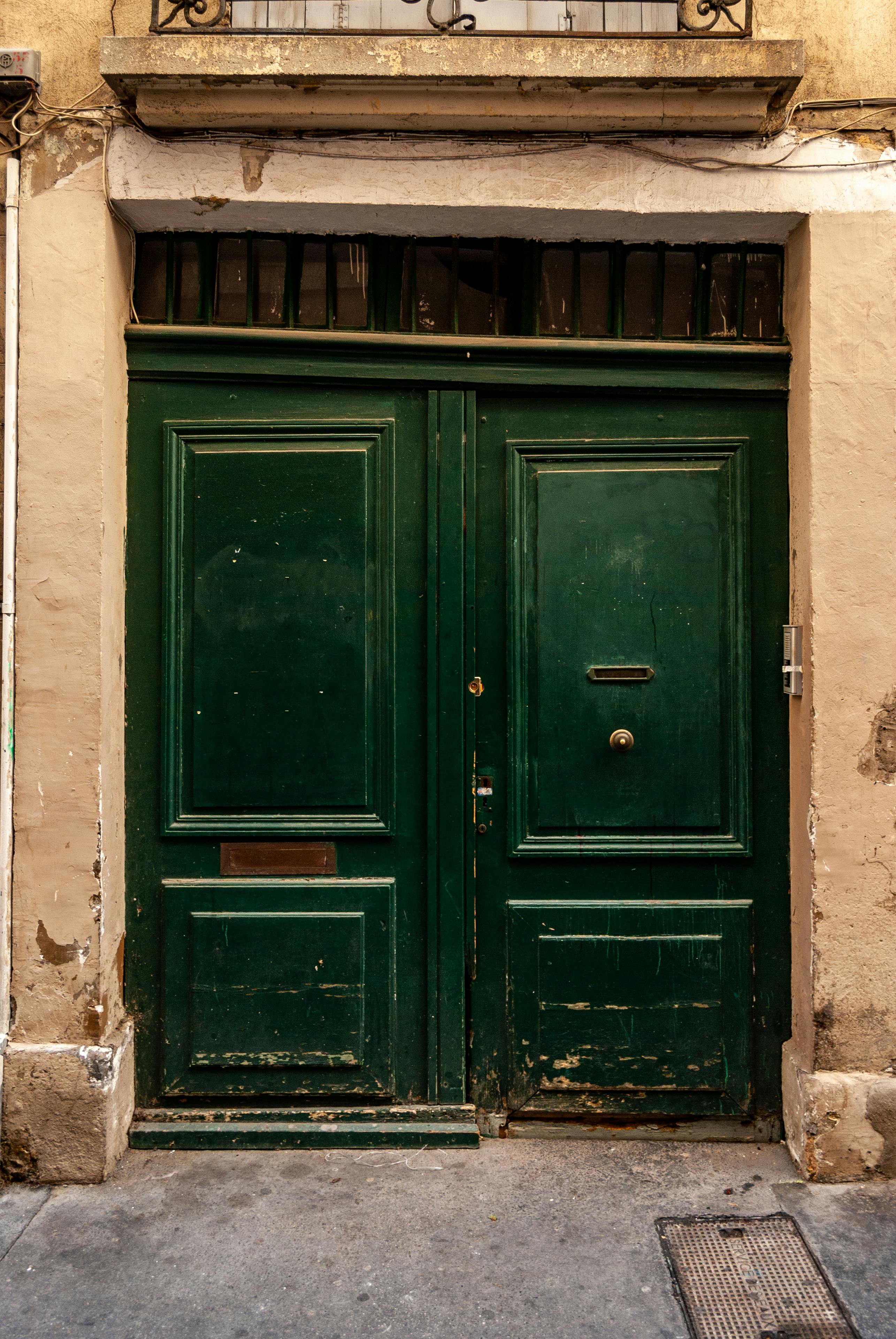 Old Green Wooden Door in a Tenement House · Free Stock Photo