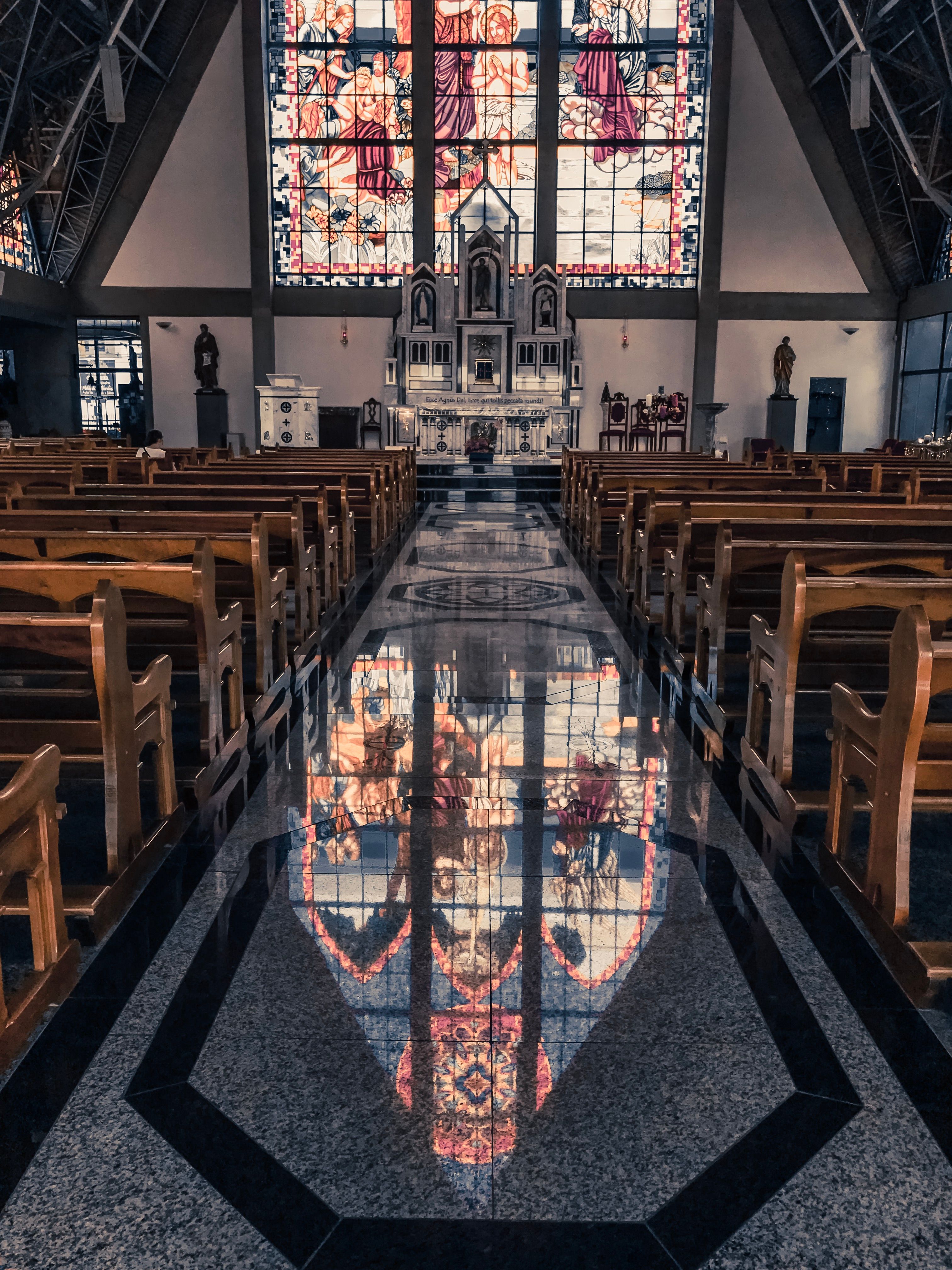 Interior of Central Nave and Altar in Modern Church · Free Stock Photo