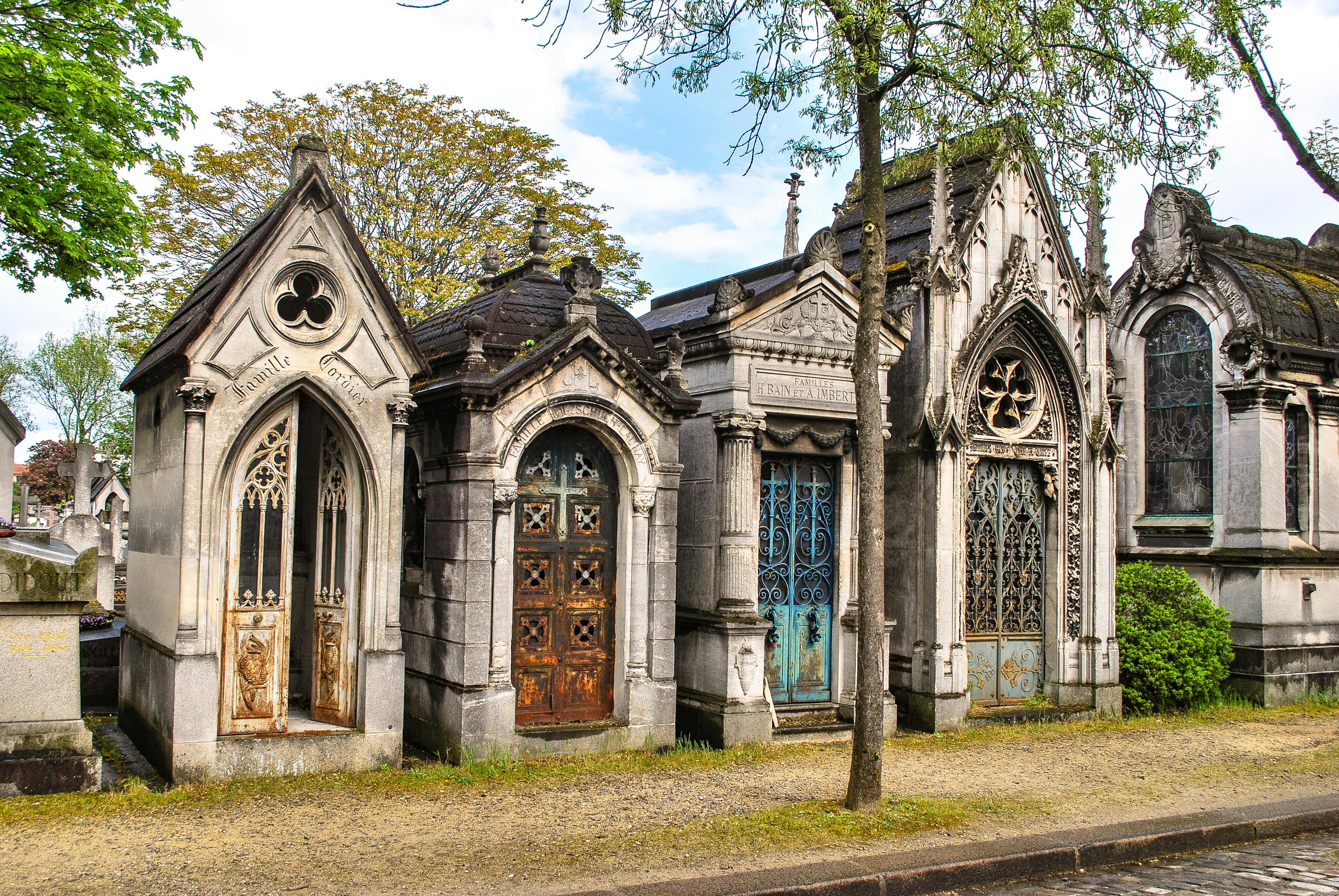 Architecture in a Graveyard · Free Stock Photo
