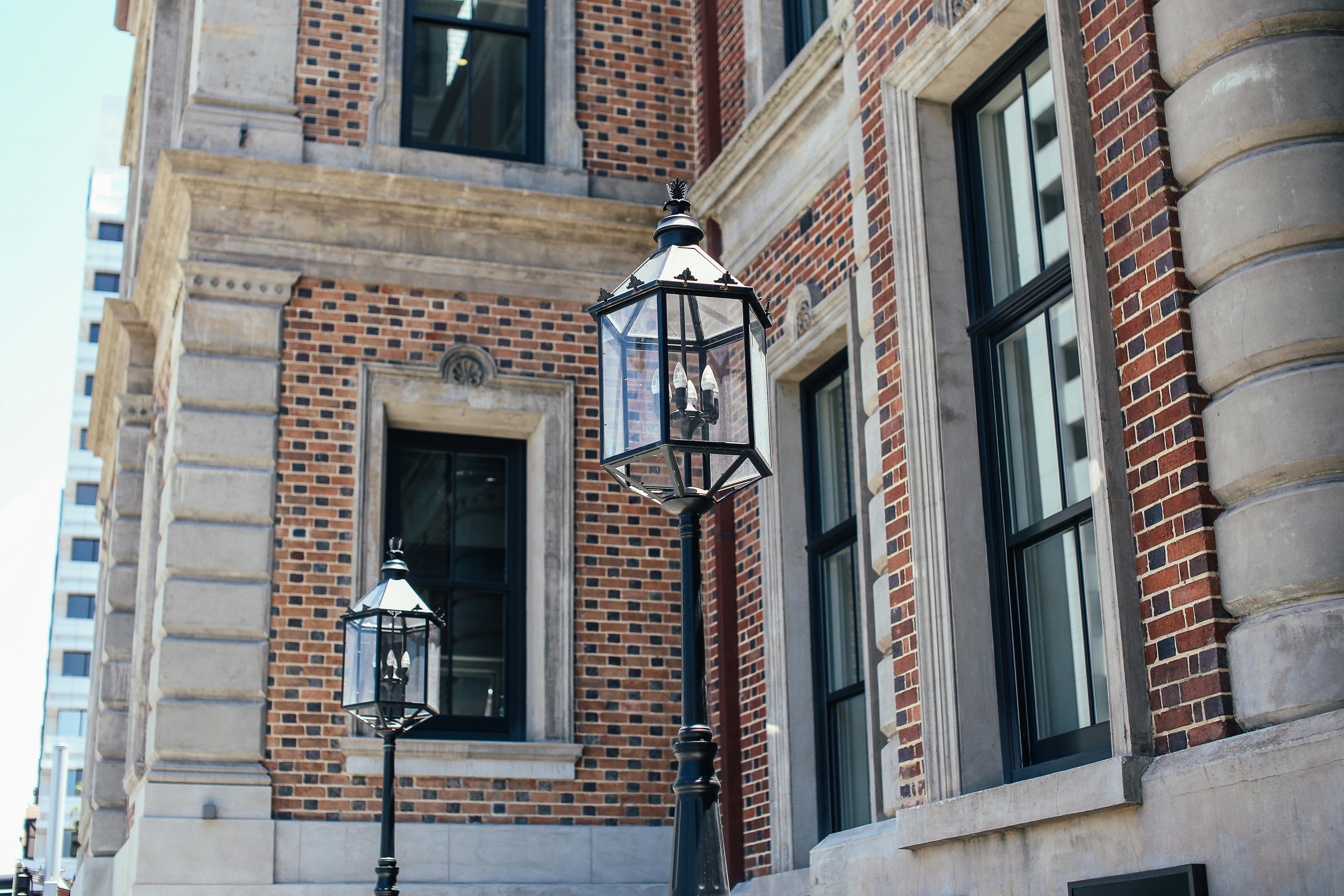Streetlight near residential building in city · Free Stock Photo