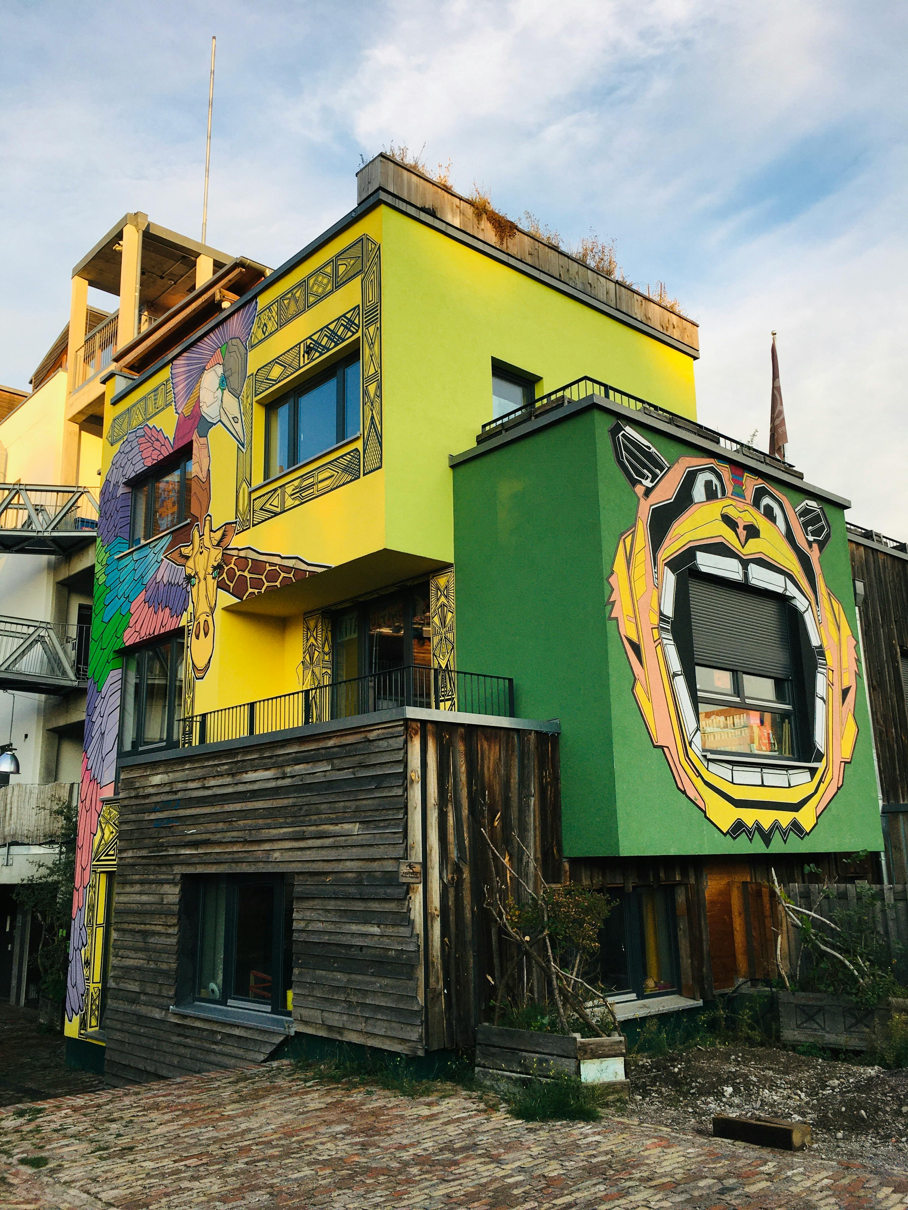 Building with Art Facade · Free Stock Photo