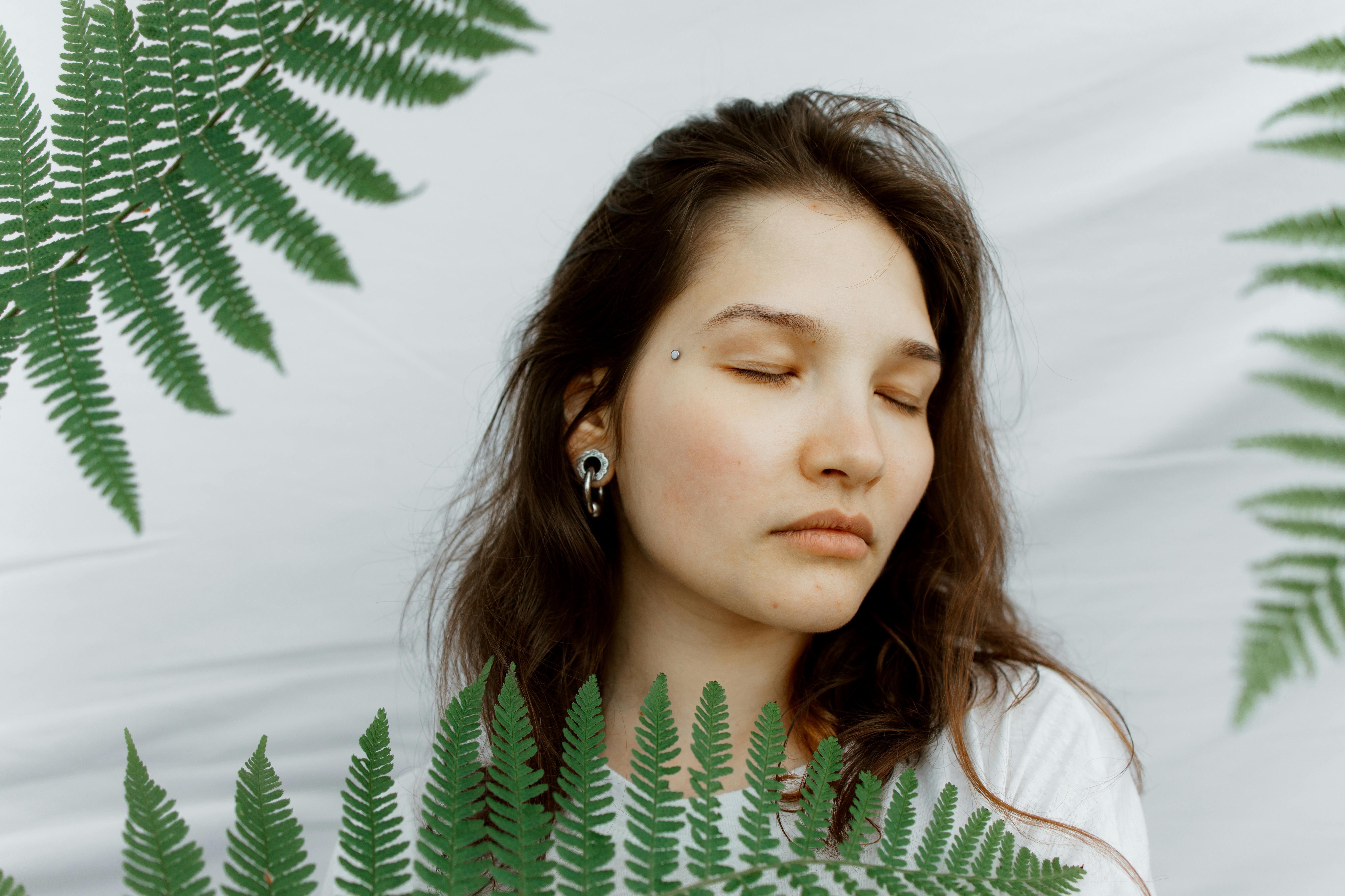 Face in Ferns · Free Stock Photo