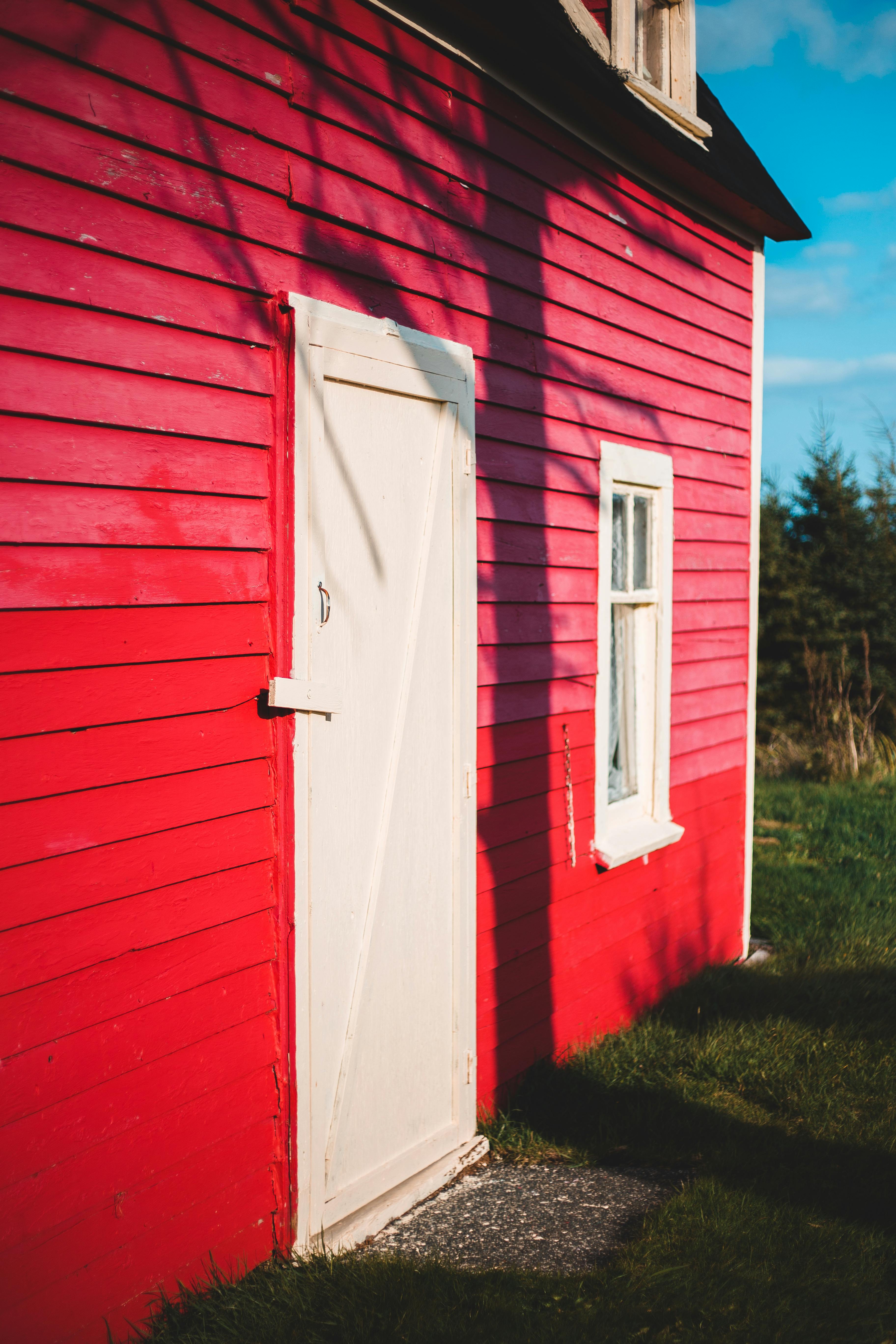 Old house with red walls in suburb · Free Stock Photo