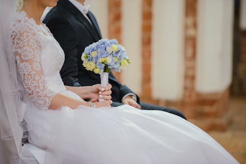 Kobieta W Białej Sukni Trzyma Zaproszenie Na ślub · darmowe zdjęcie z ... Kobieta W Białej Sukni Trzyma Zaproszenie Na ślub · darmowe zdjęcie z ...
