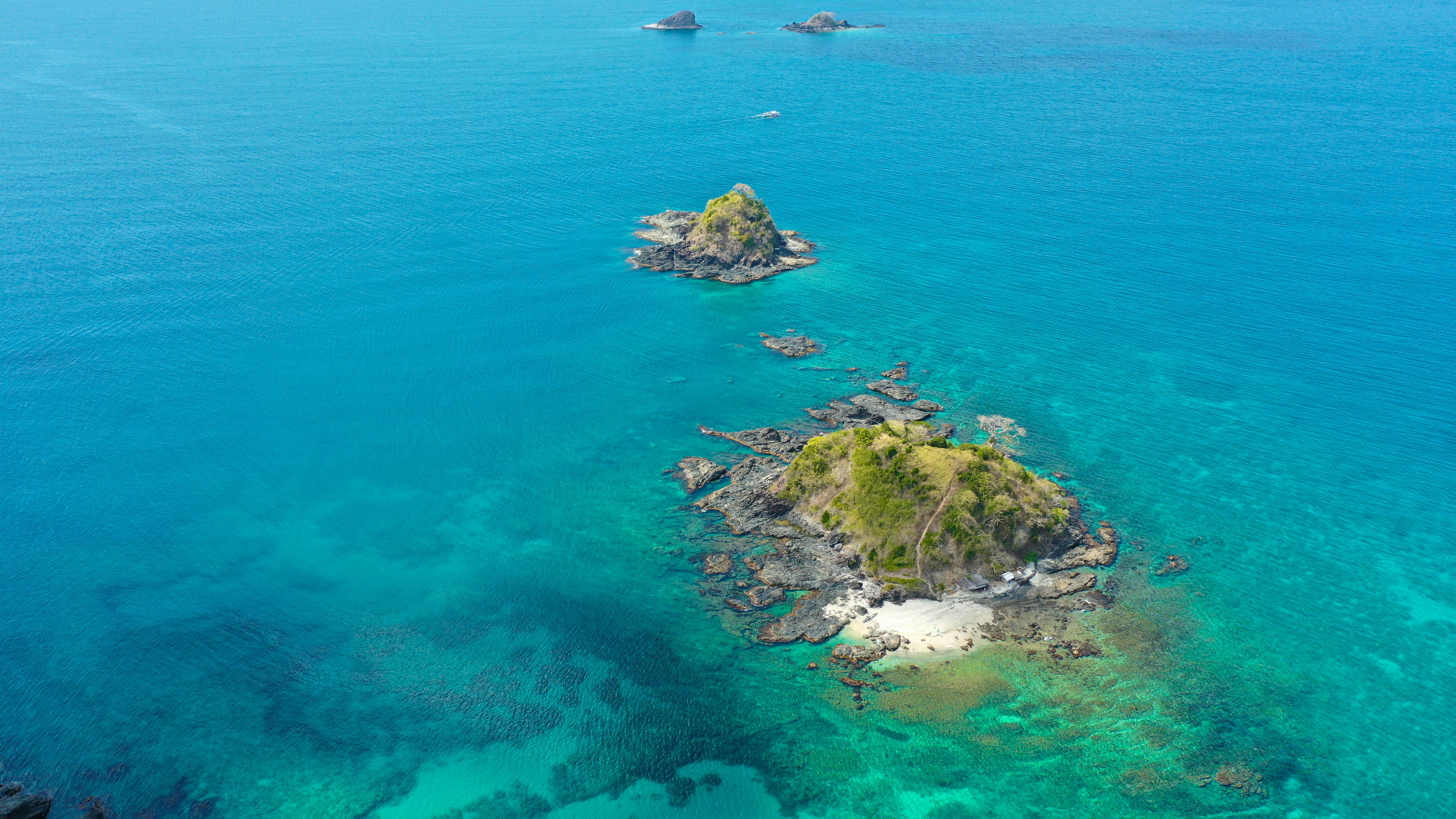 Small tropical islands in ocean water · Free Stock Photo