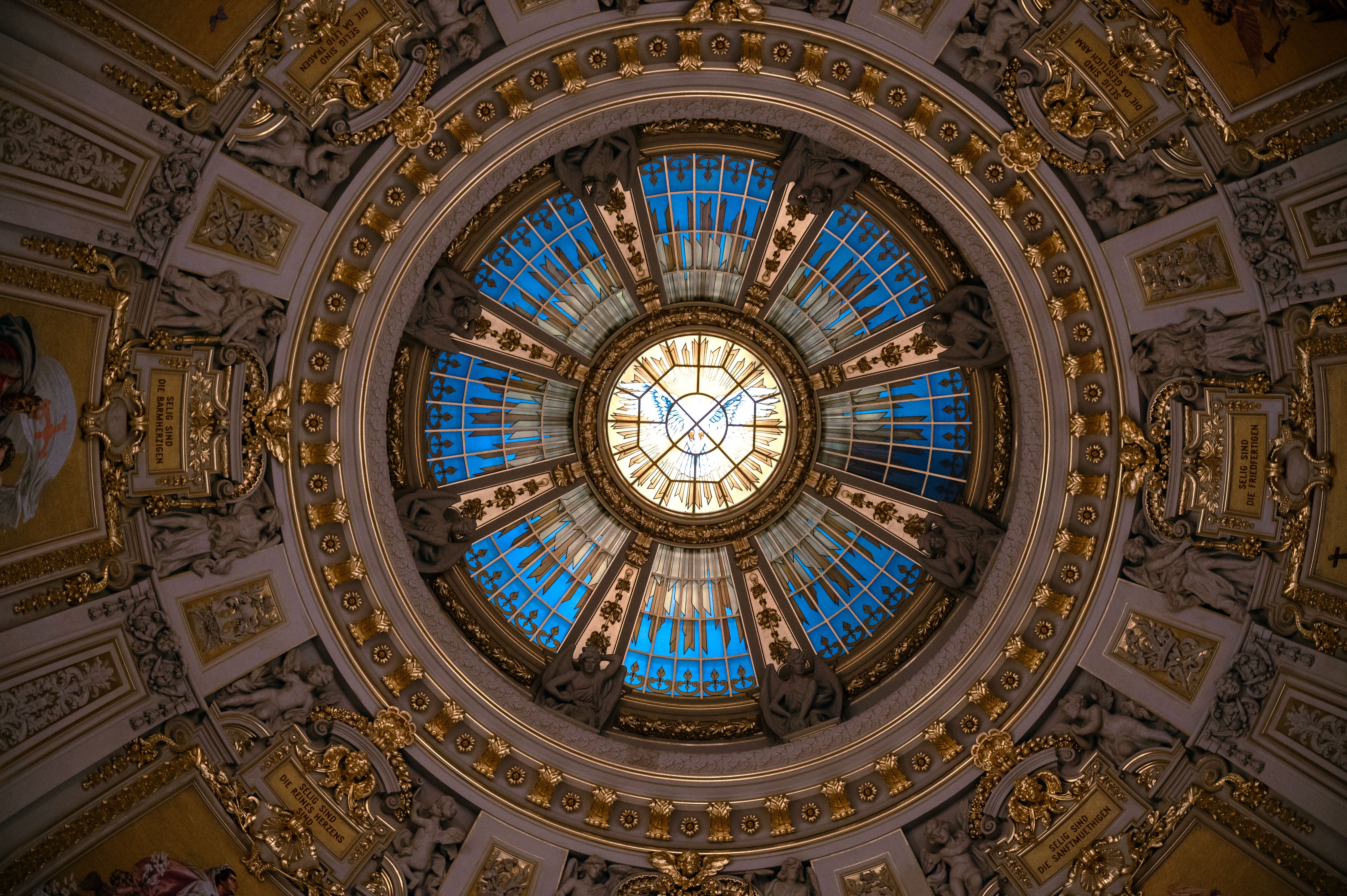 Low-Angle Shot of a Dome Ceiling · Free Stock Photo