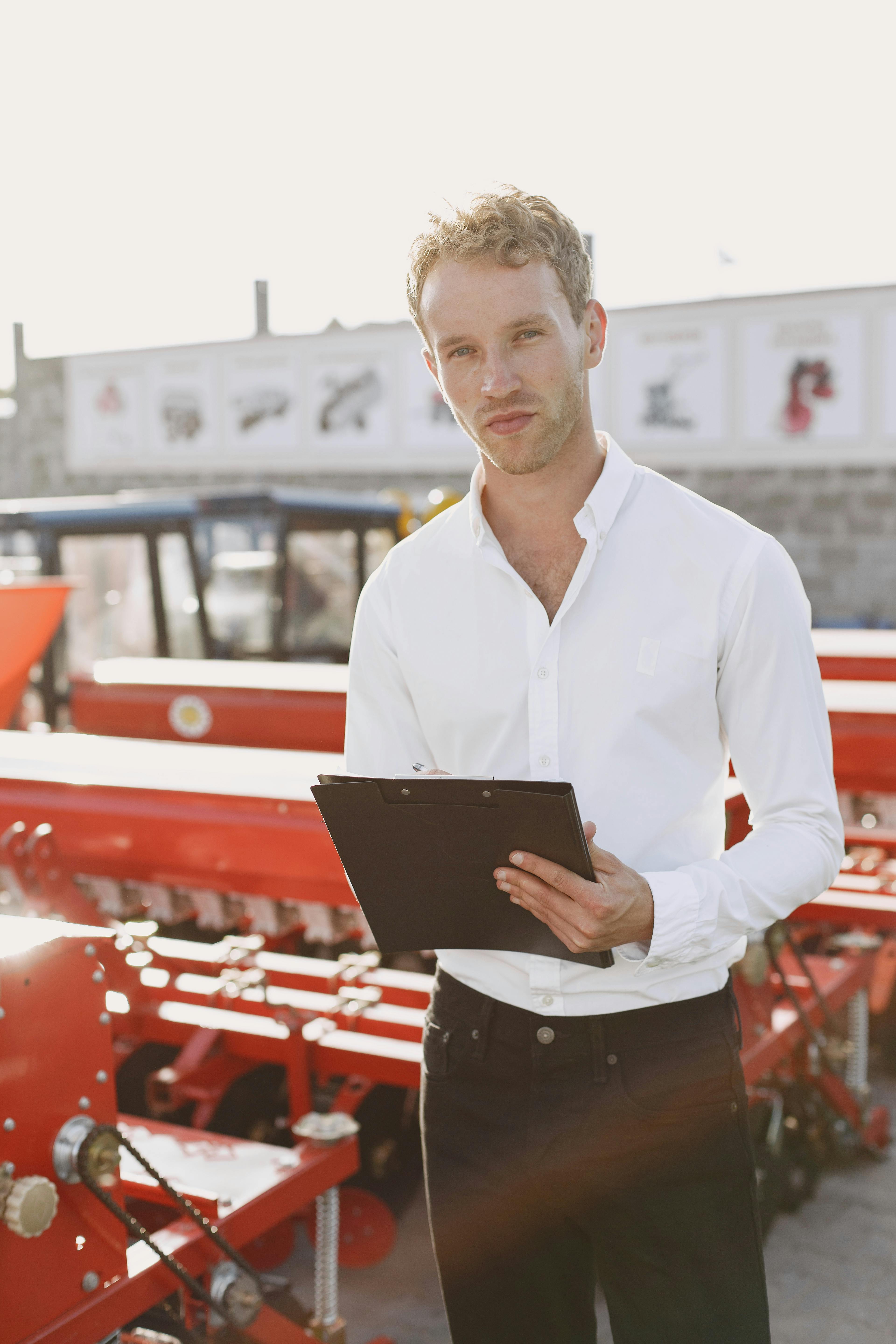 Salesman Looking at Camera · Free Stock Photo