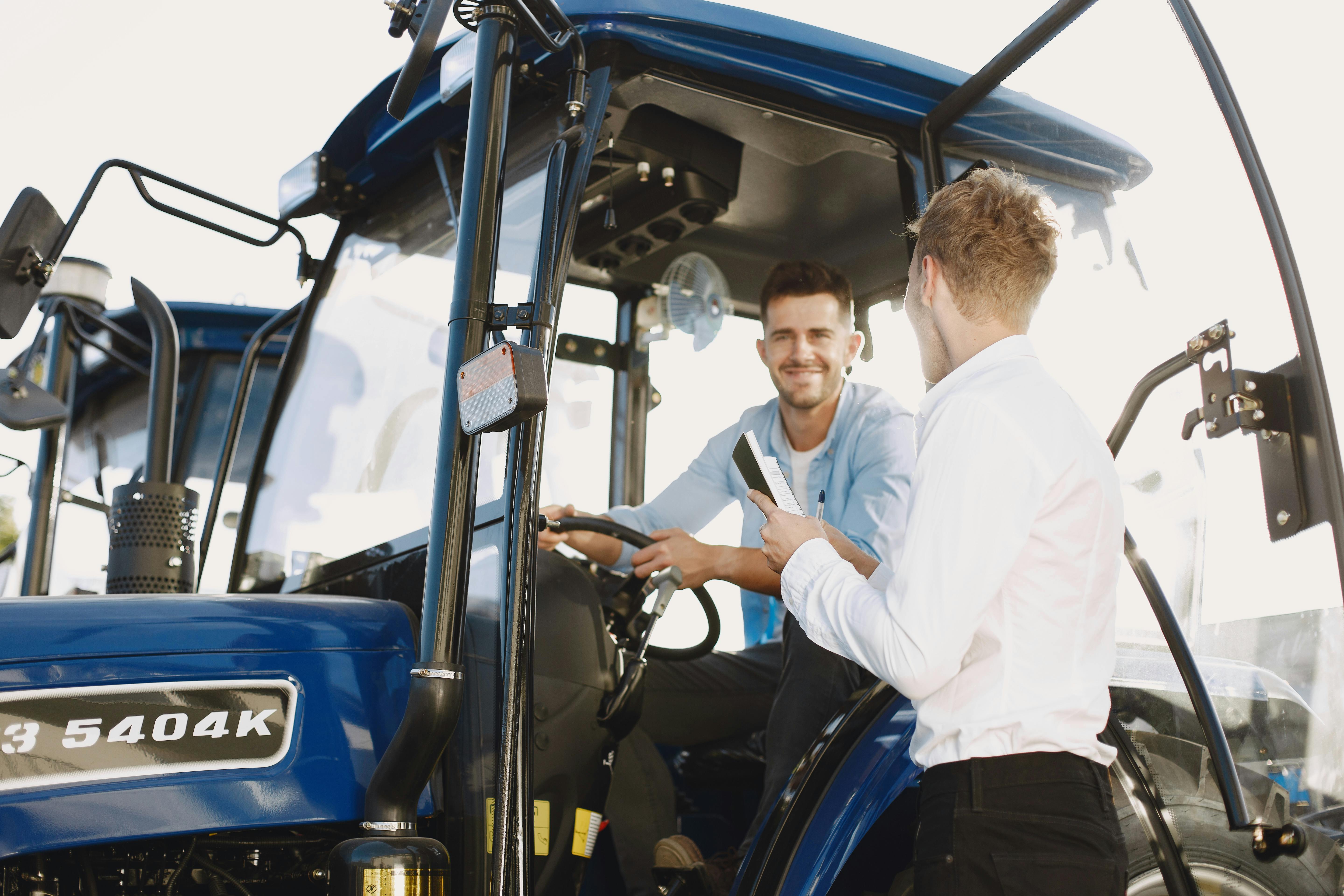 Salesman Talking to the Client · Free Stock Photo