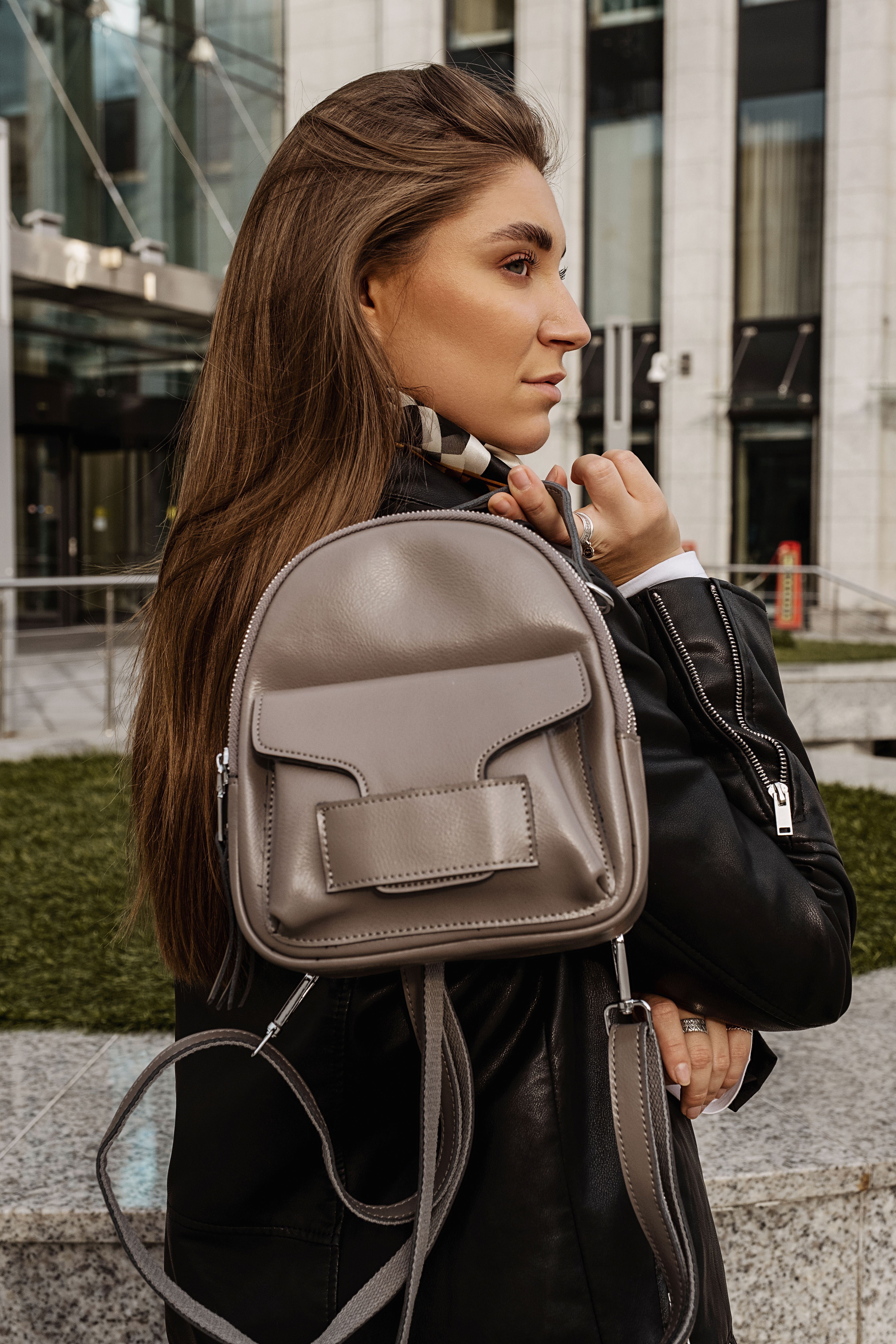 Stylish woman carrying handbag over shoulder on street · Free Stock Photo