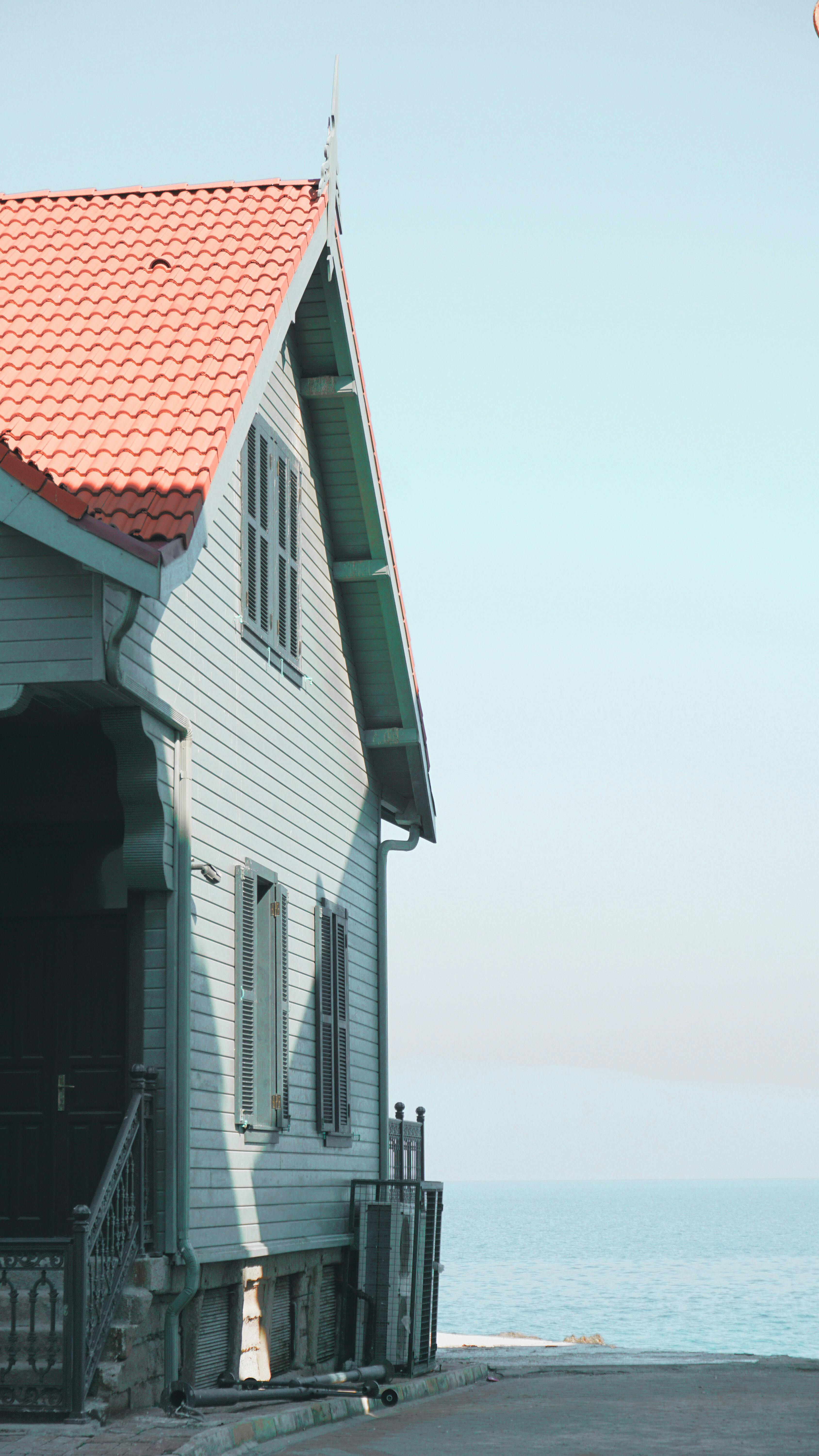 A House by the Ocean · meta.free_stock.photo