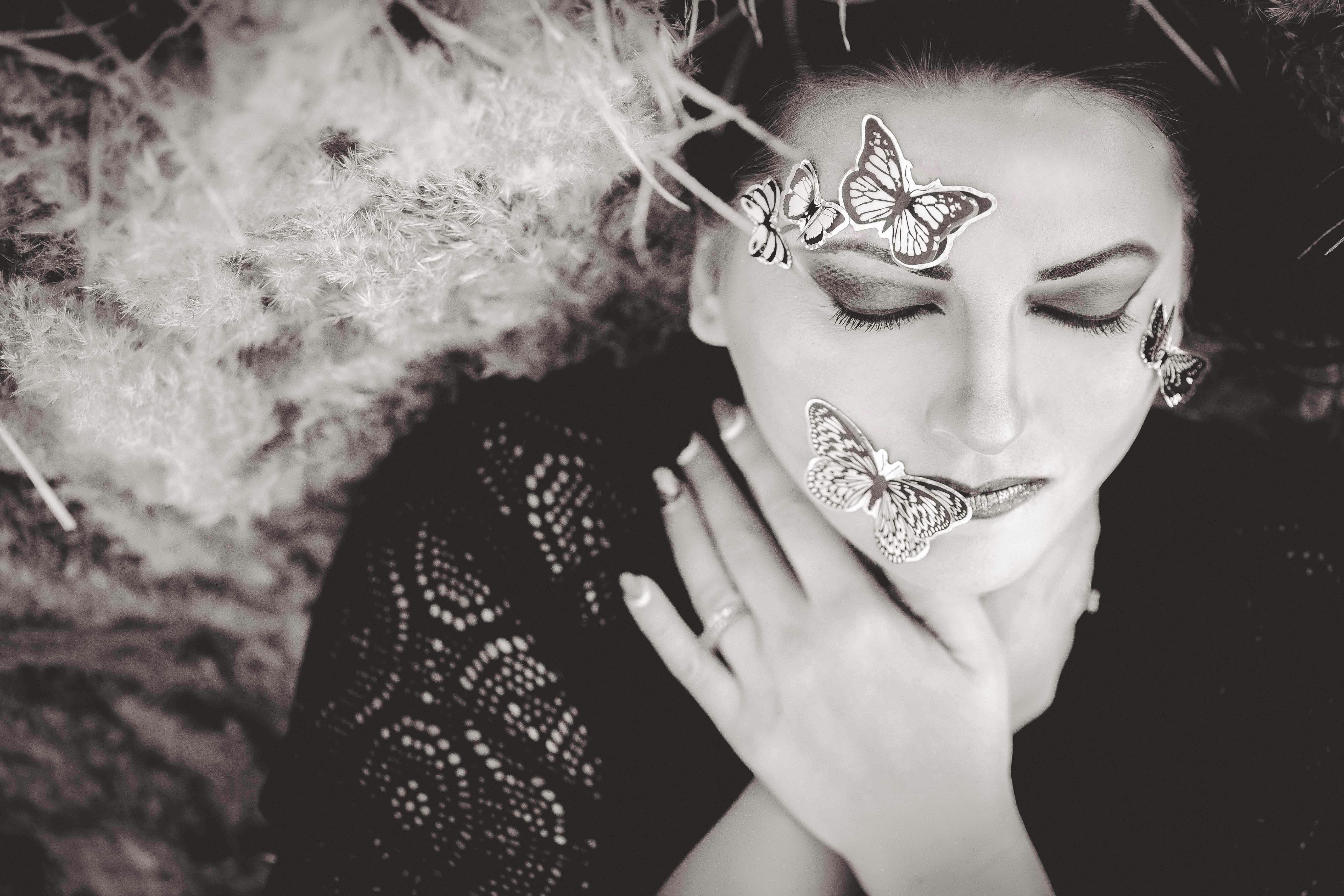 Reflective model with applied makeup in beauty salon · Free Stock Photo