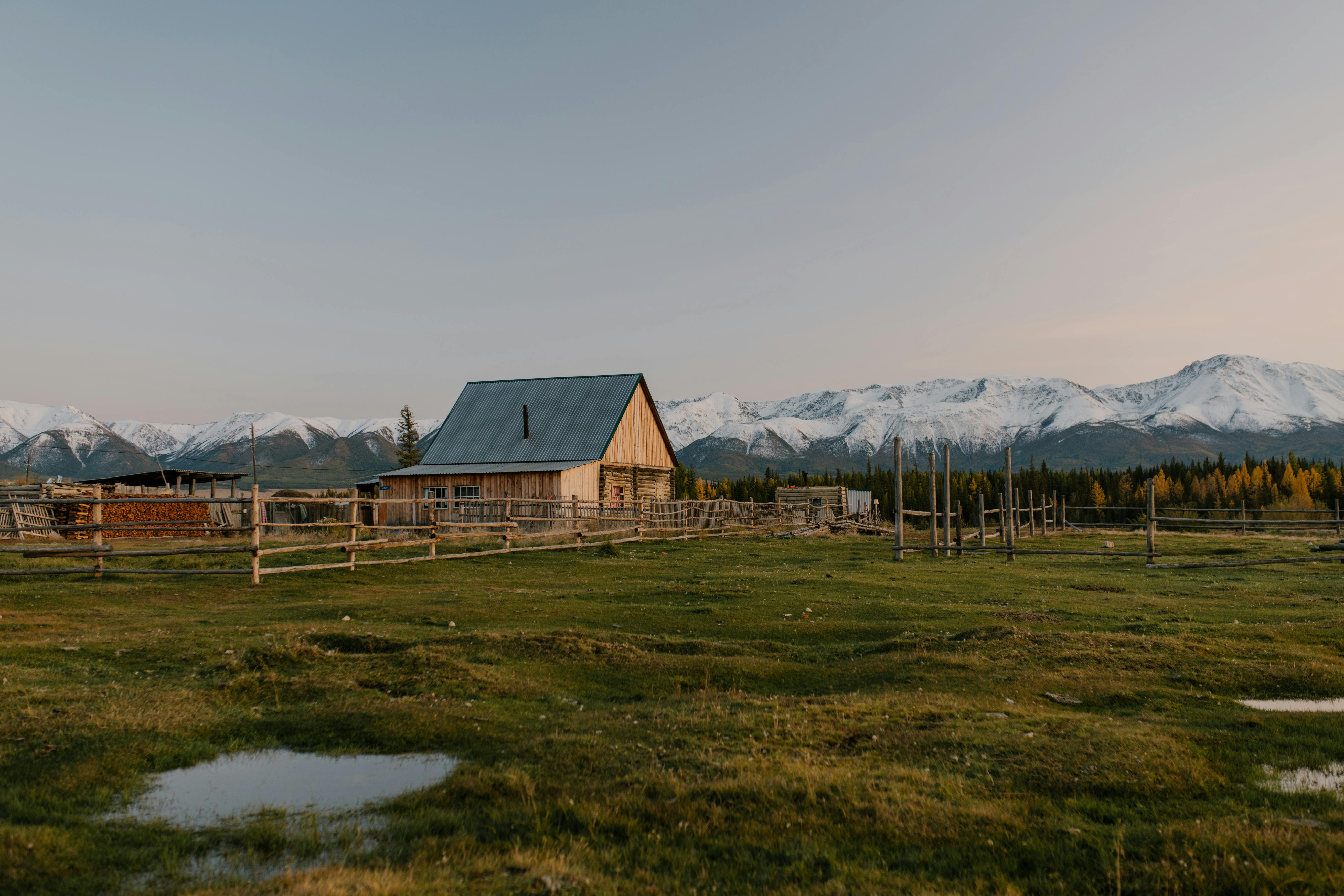 A Wooden House in the Countryside · Free Stock Photo