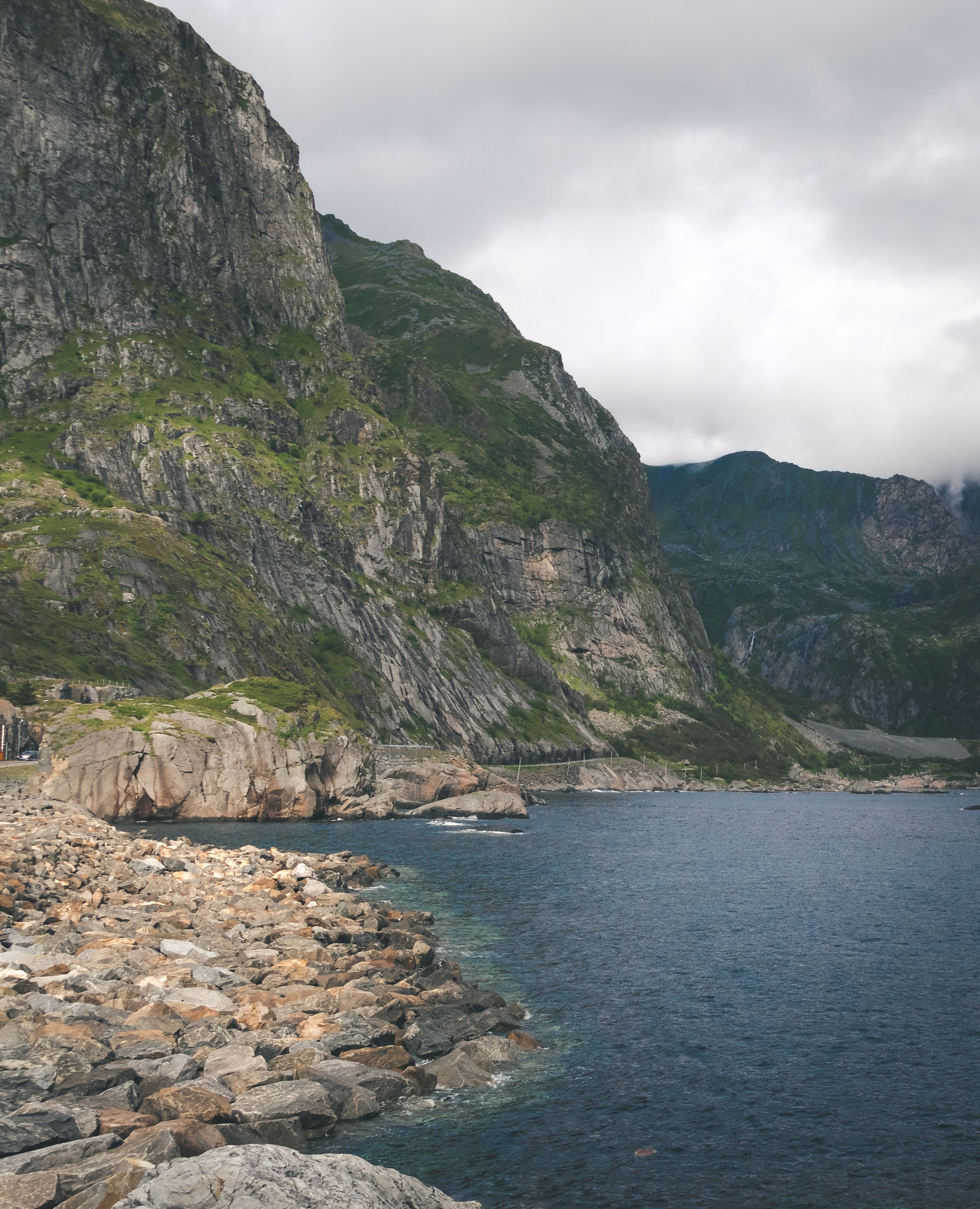Rocky steep shore of rippling sea · Free Stock Photo