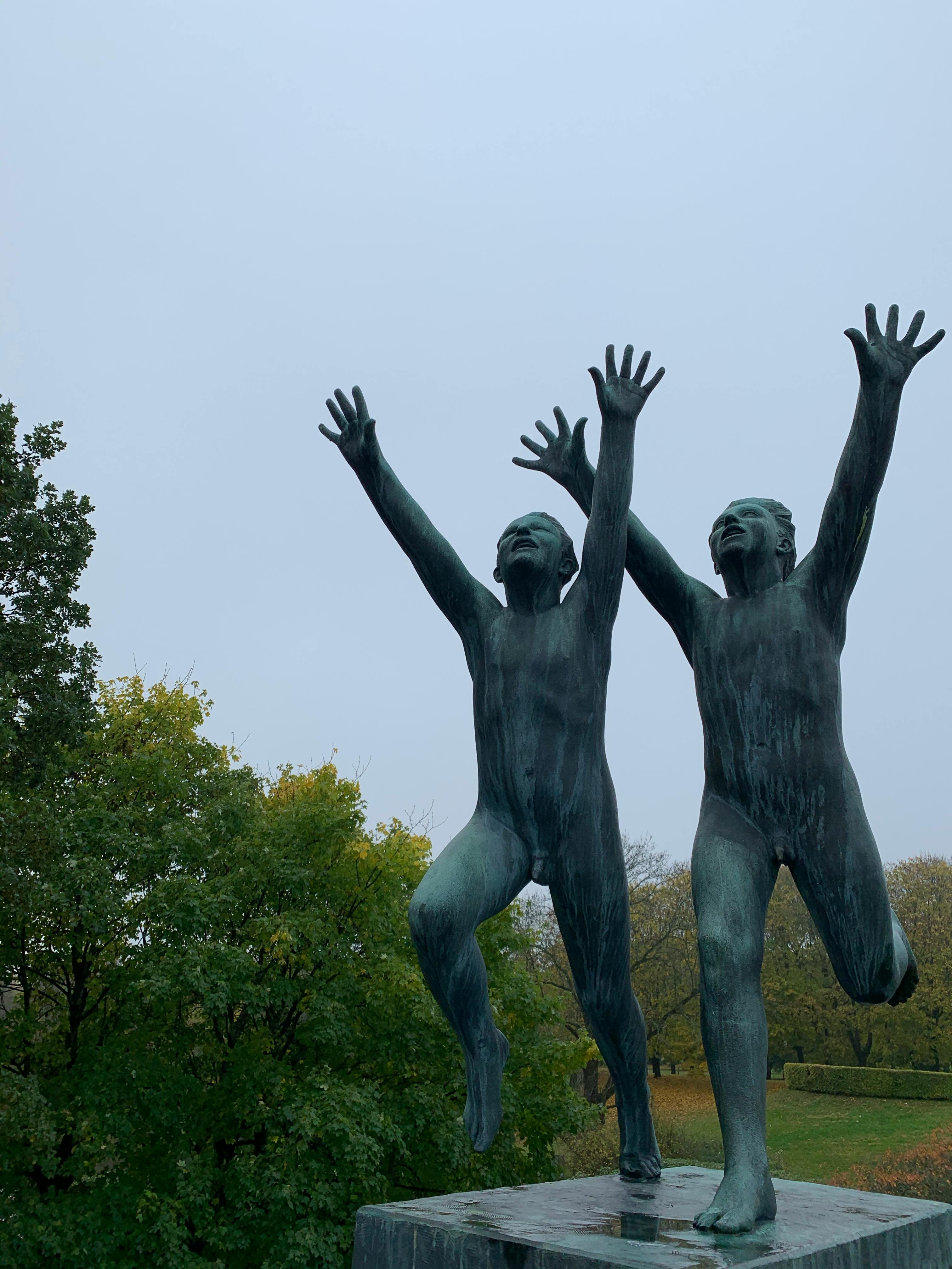 Gray Concrete Statue · Free Stock Photo