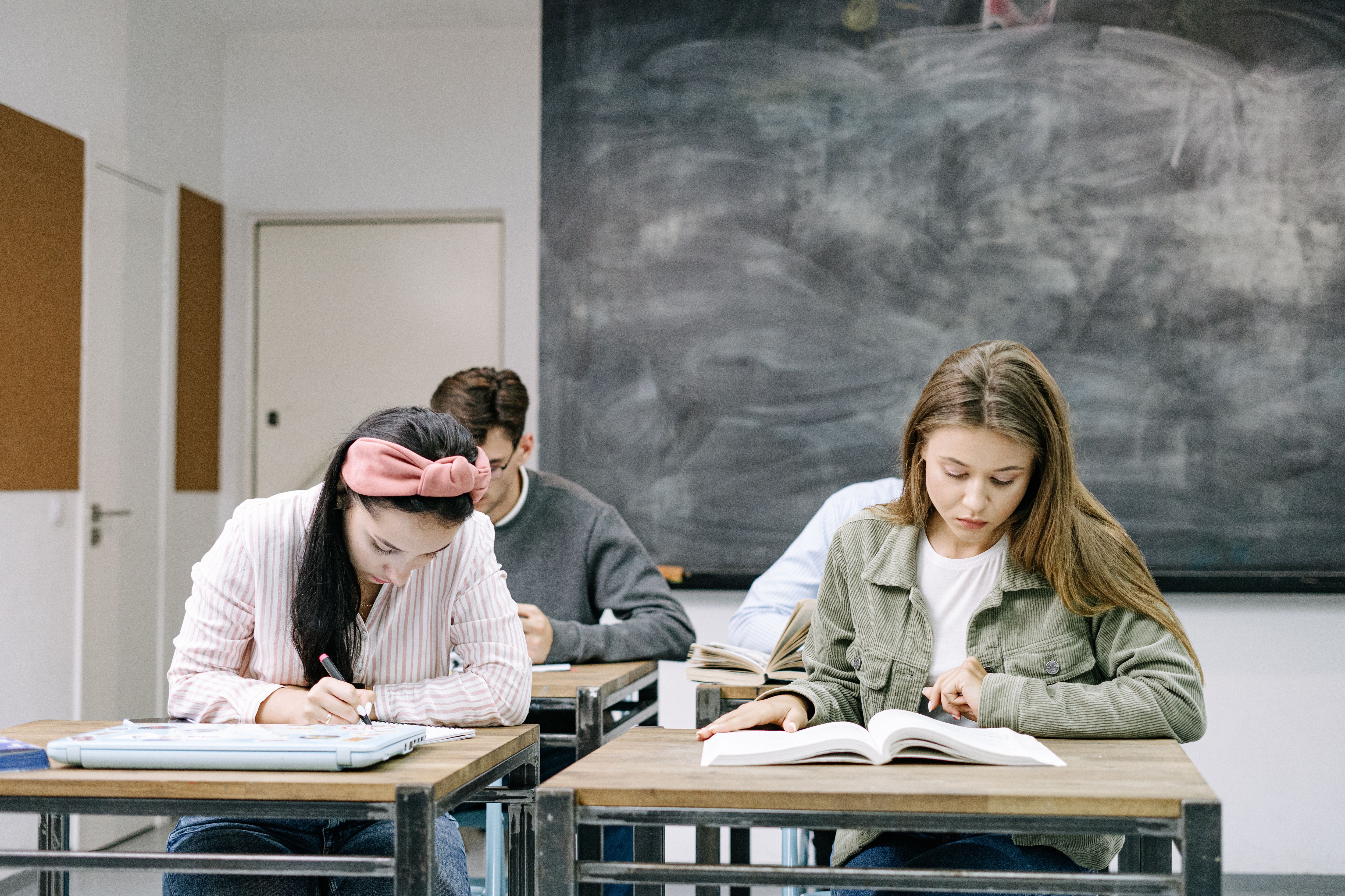 Student Studying In Classroom Photos, Download The BEST Free Student ...
