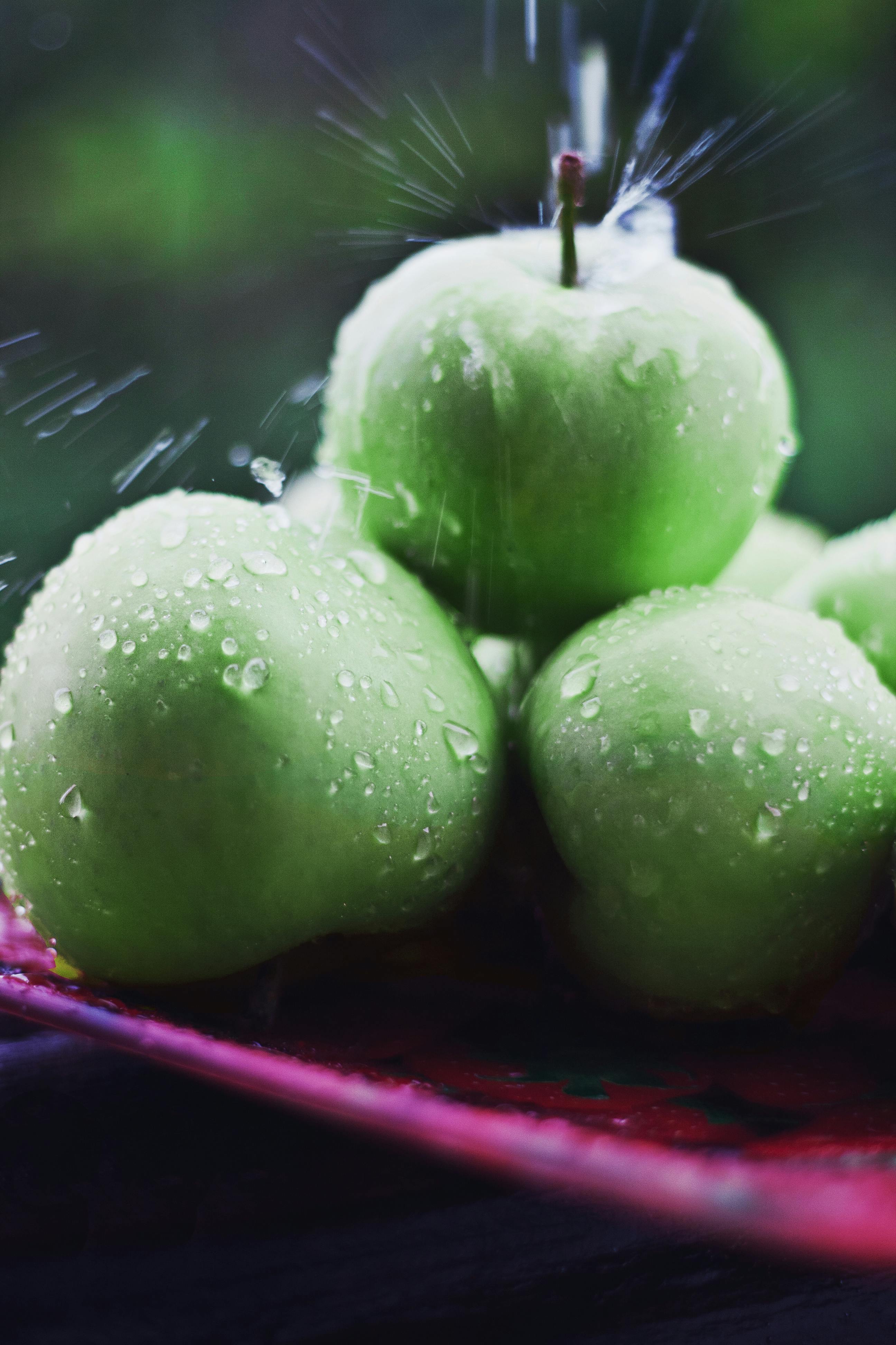 Wet Green Apple · Free Stock Photo