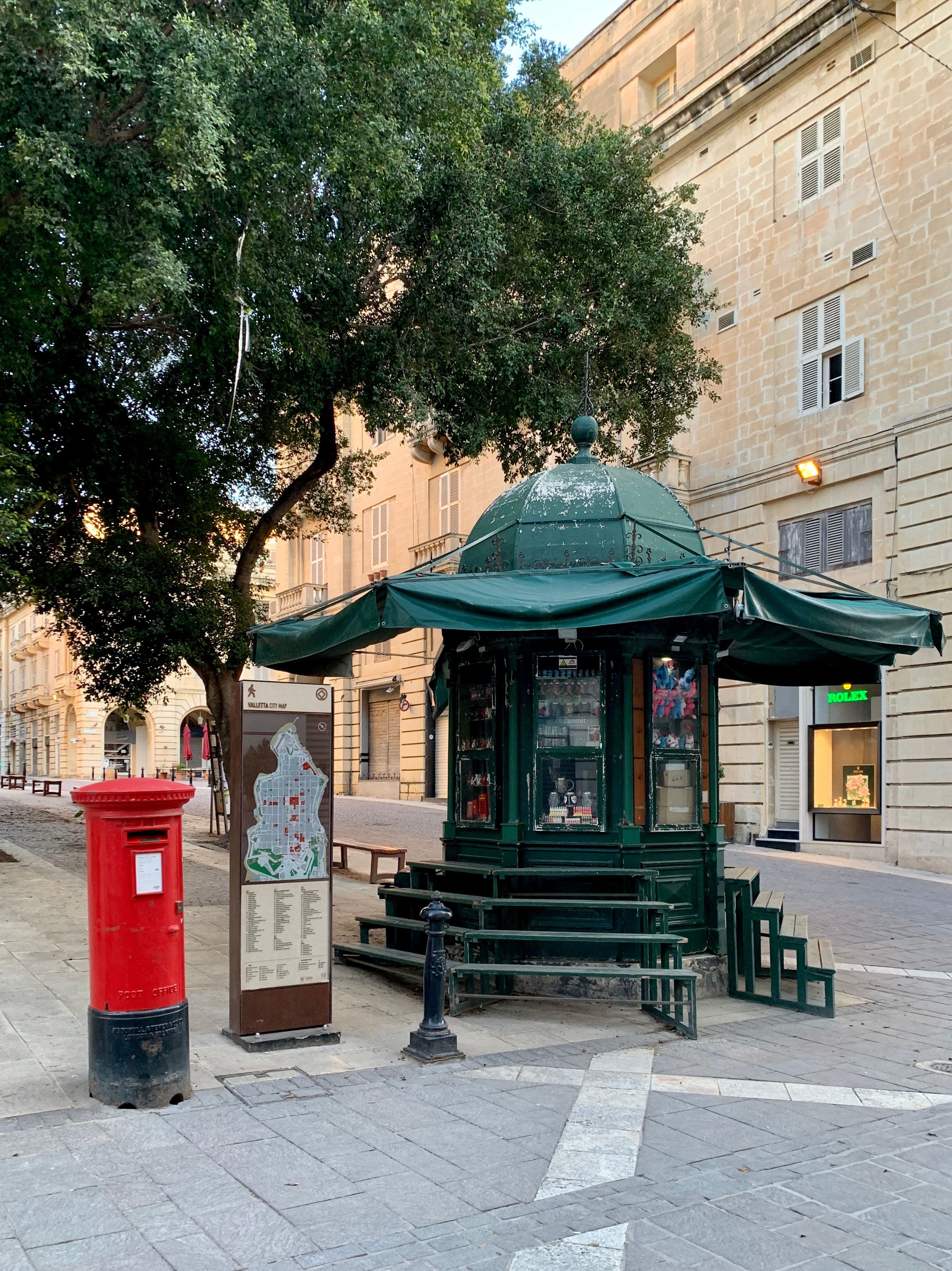 Green Kiosk with Canopy Beside a Building · Free Stock Photo