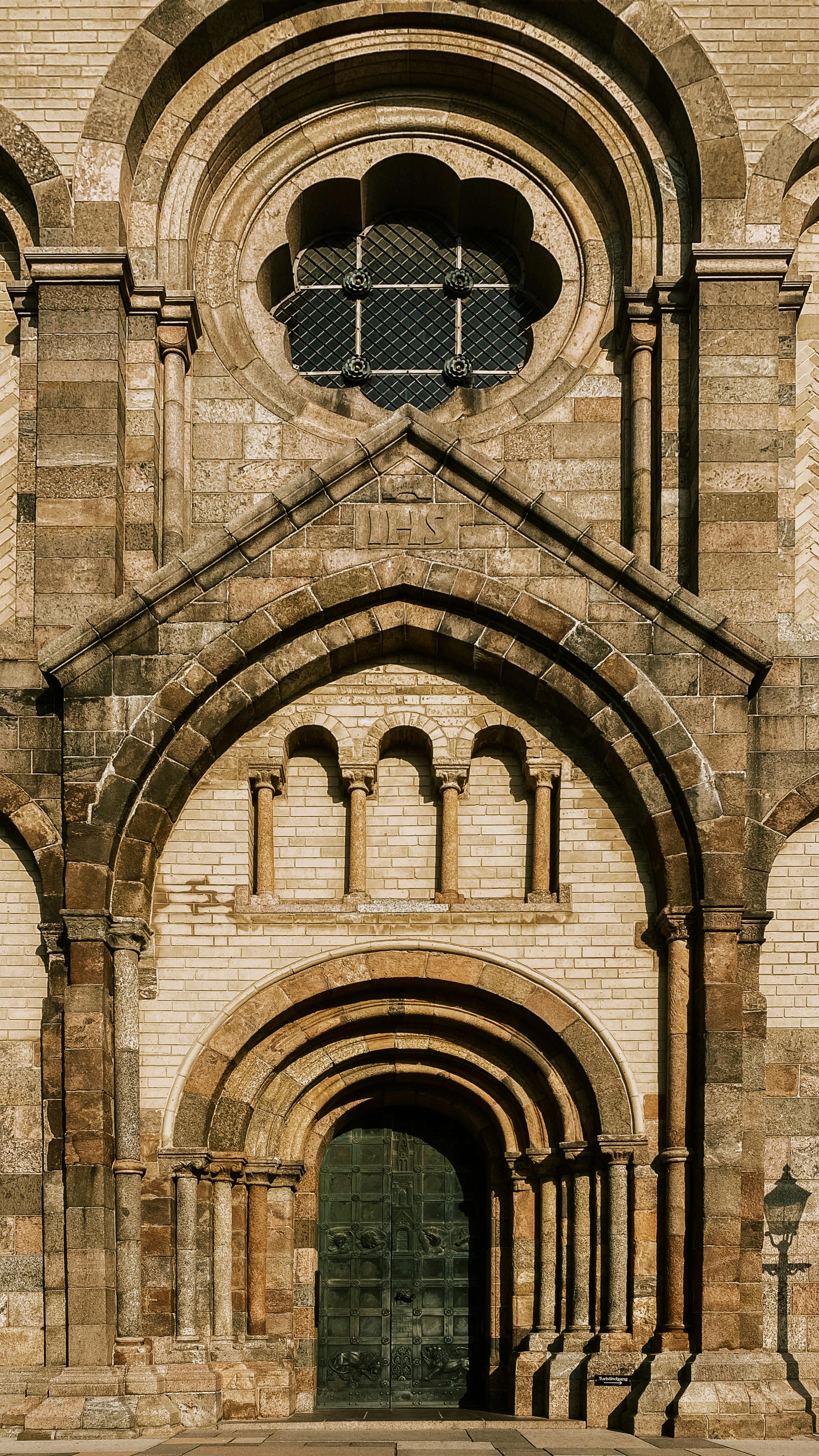 Symmetrical View of an Archway · Free Stock Photo