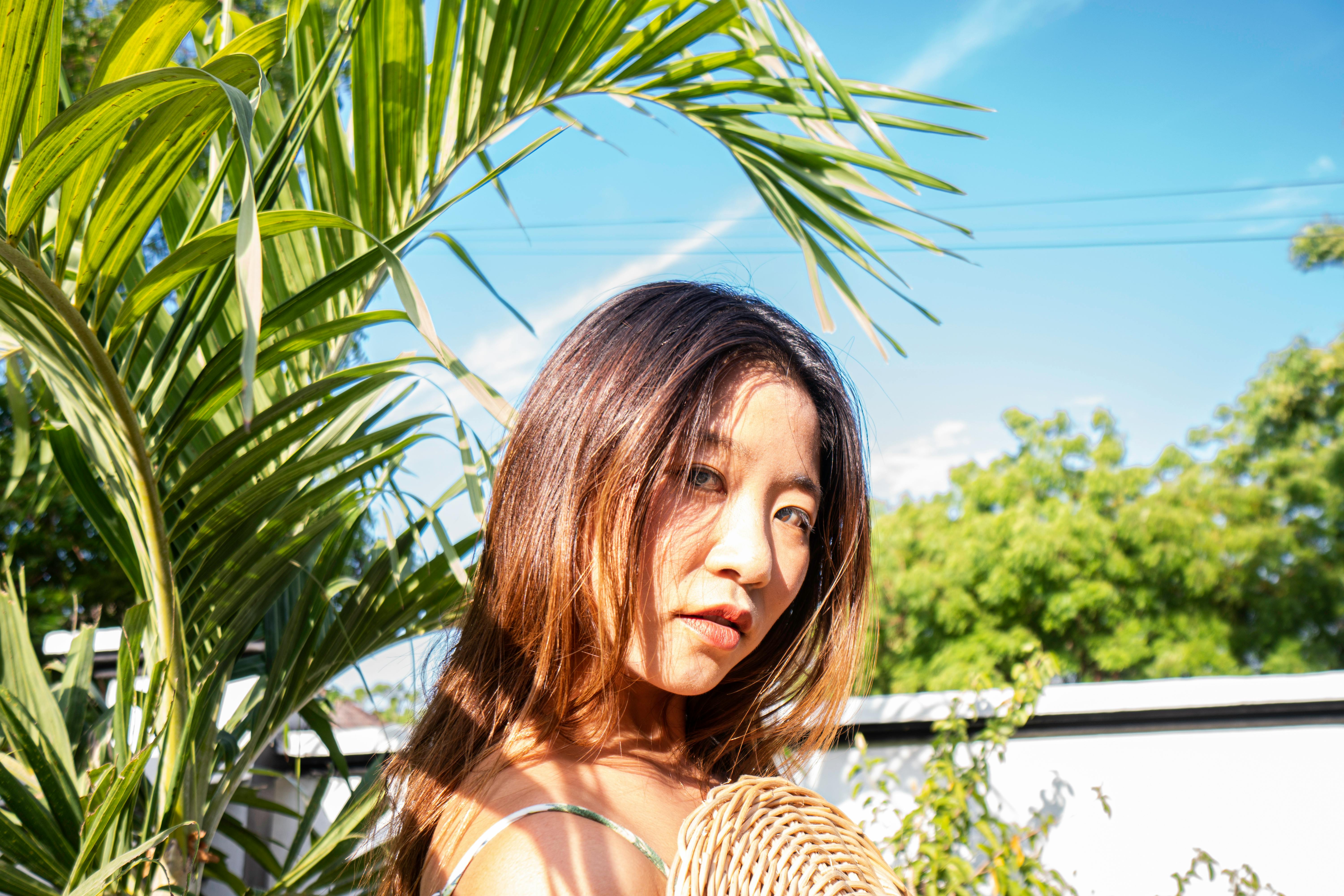 有关asian girl, asian girls, beautiful, blue, golden sun, sunny day, sunshine, tropical, 人, 女人, 棕櫚 ...