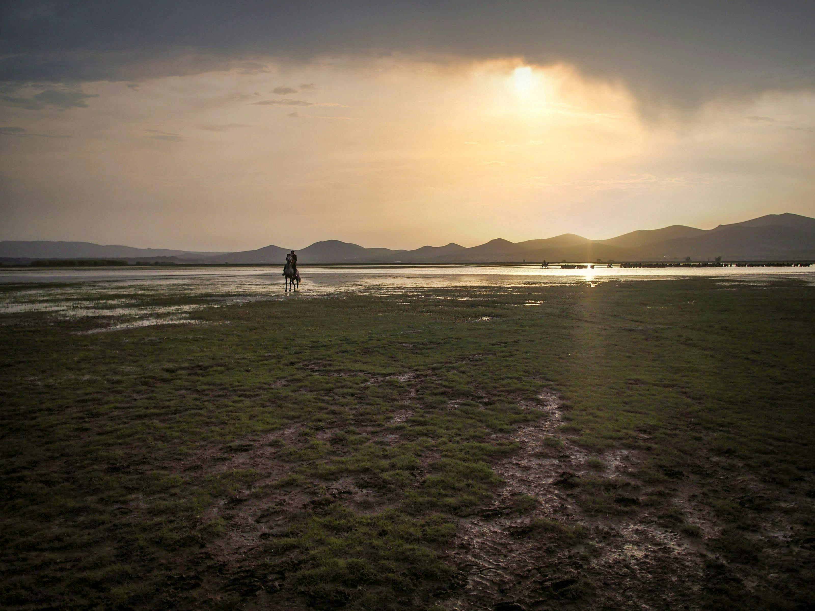 Red sunset sky over sea waves · Free Stock Photo