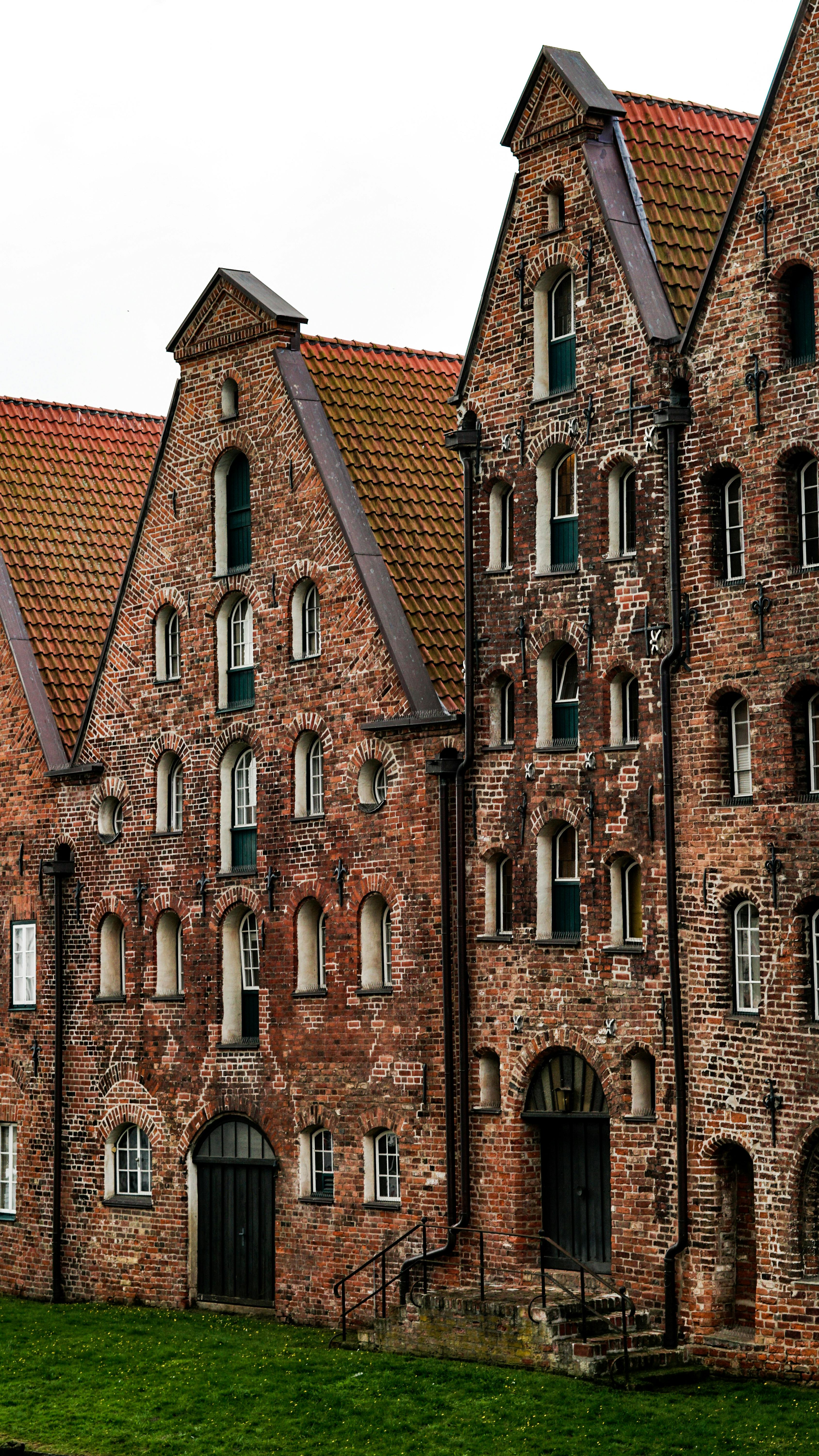 Old brick building · Free Stock Photo
