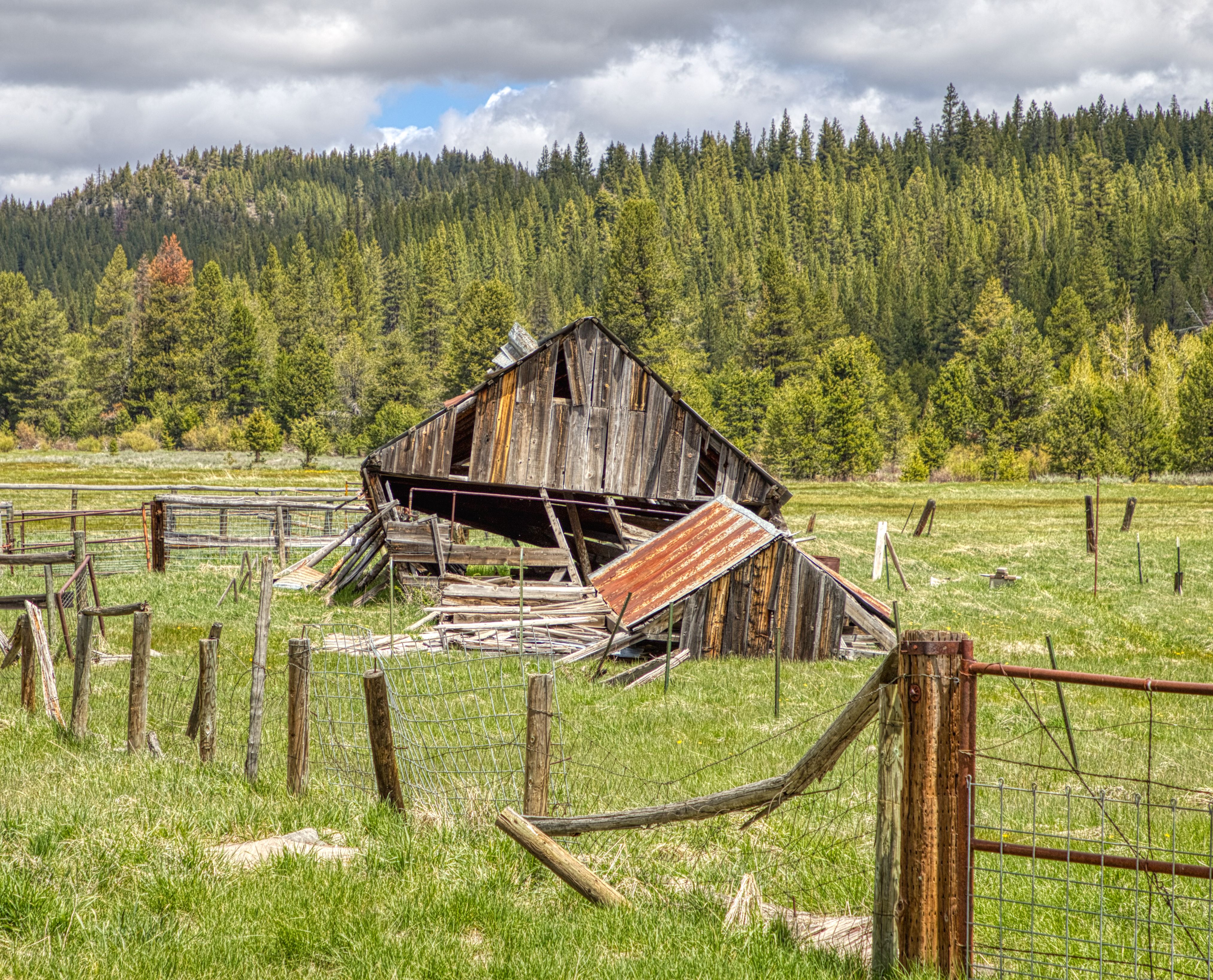 Ruins of a Wooden Barn · Free Stock Photo