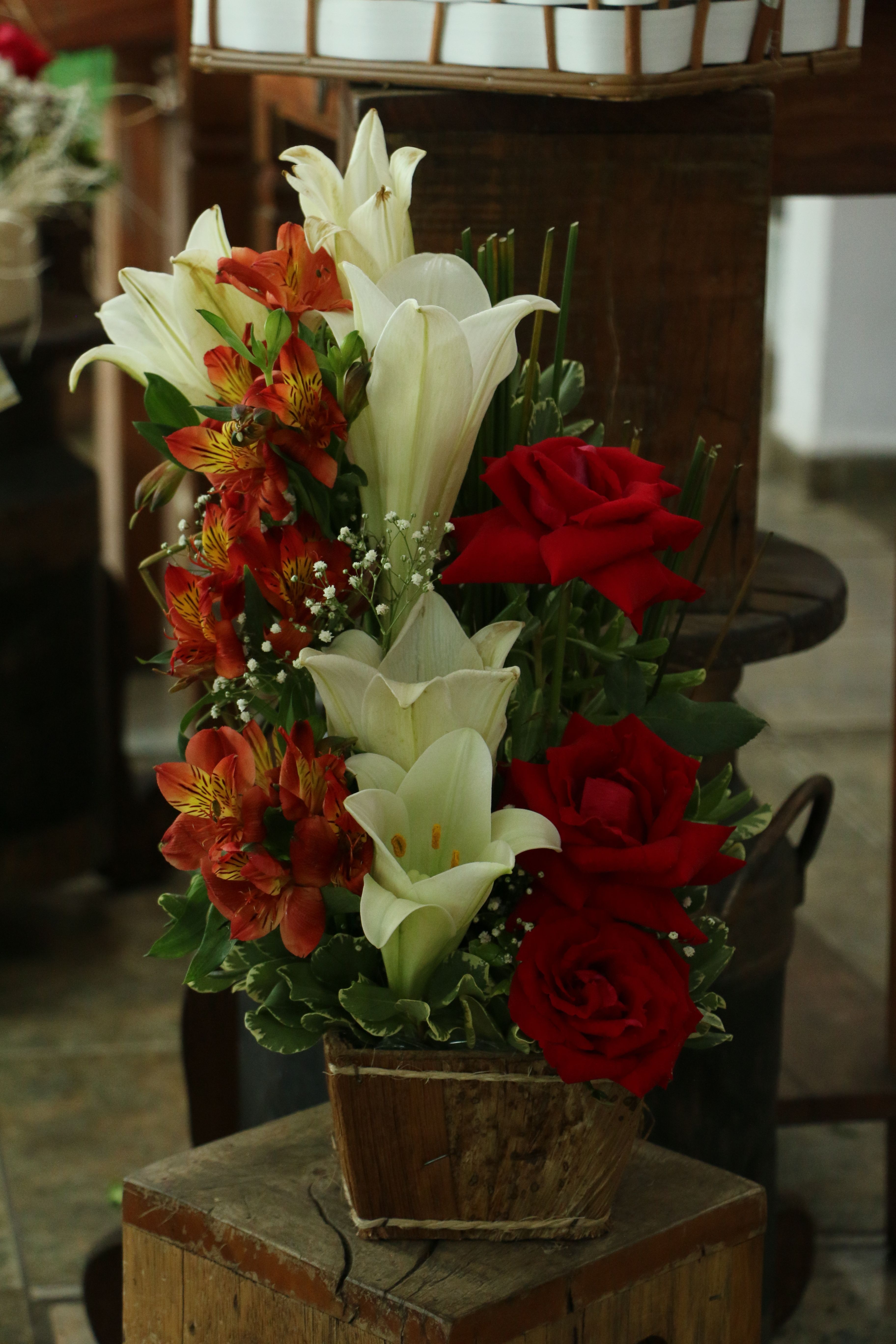 Close-Up Shot of a Flower Arrangement in a Wooden Pot · Free Stock Photo