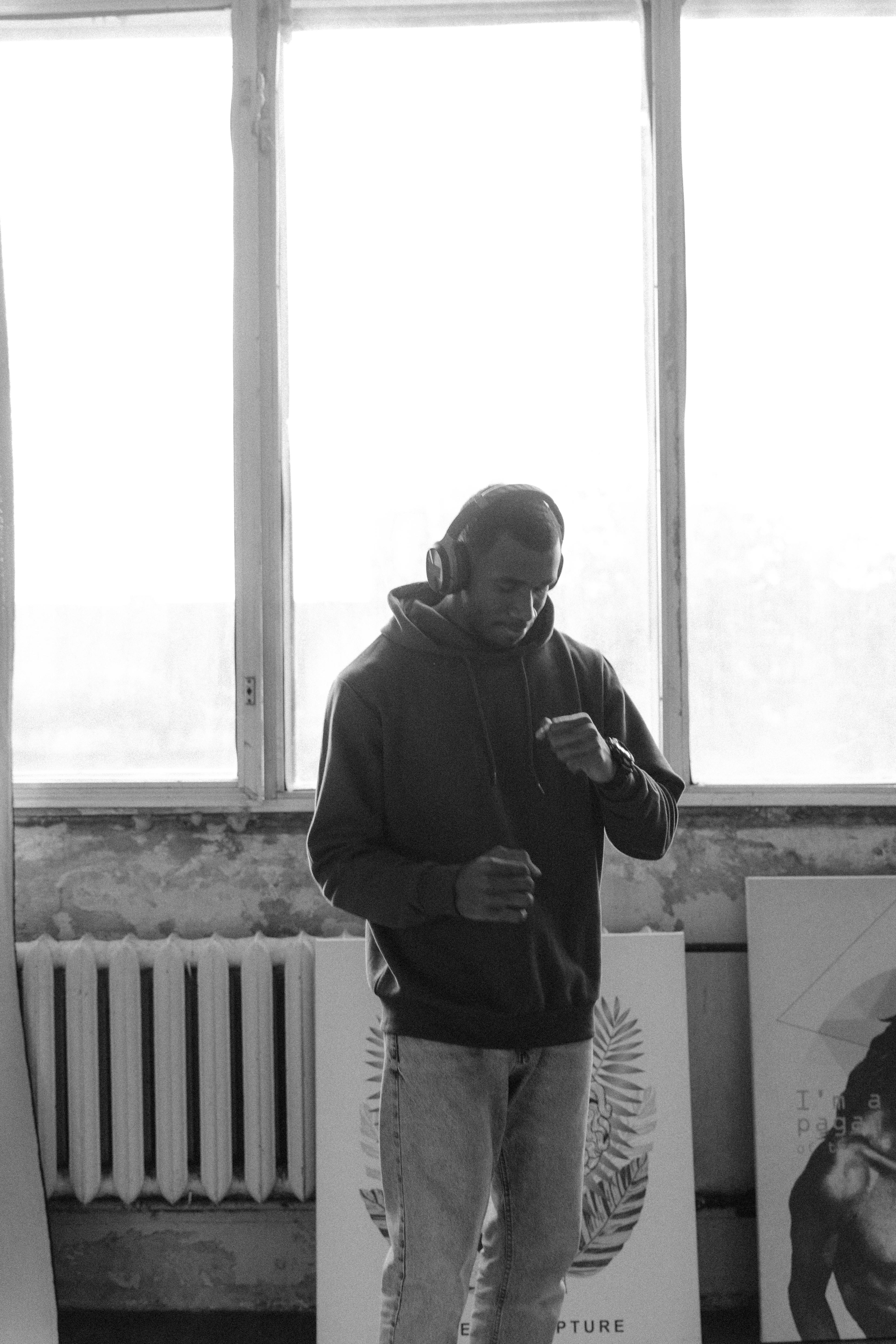 Man Listening Music Indoor No Background Photos, Download The BEST Free ...