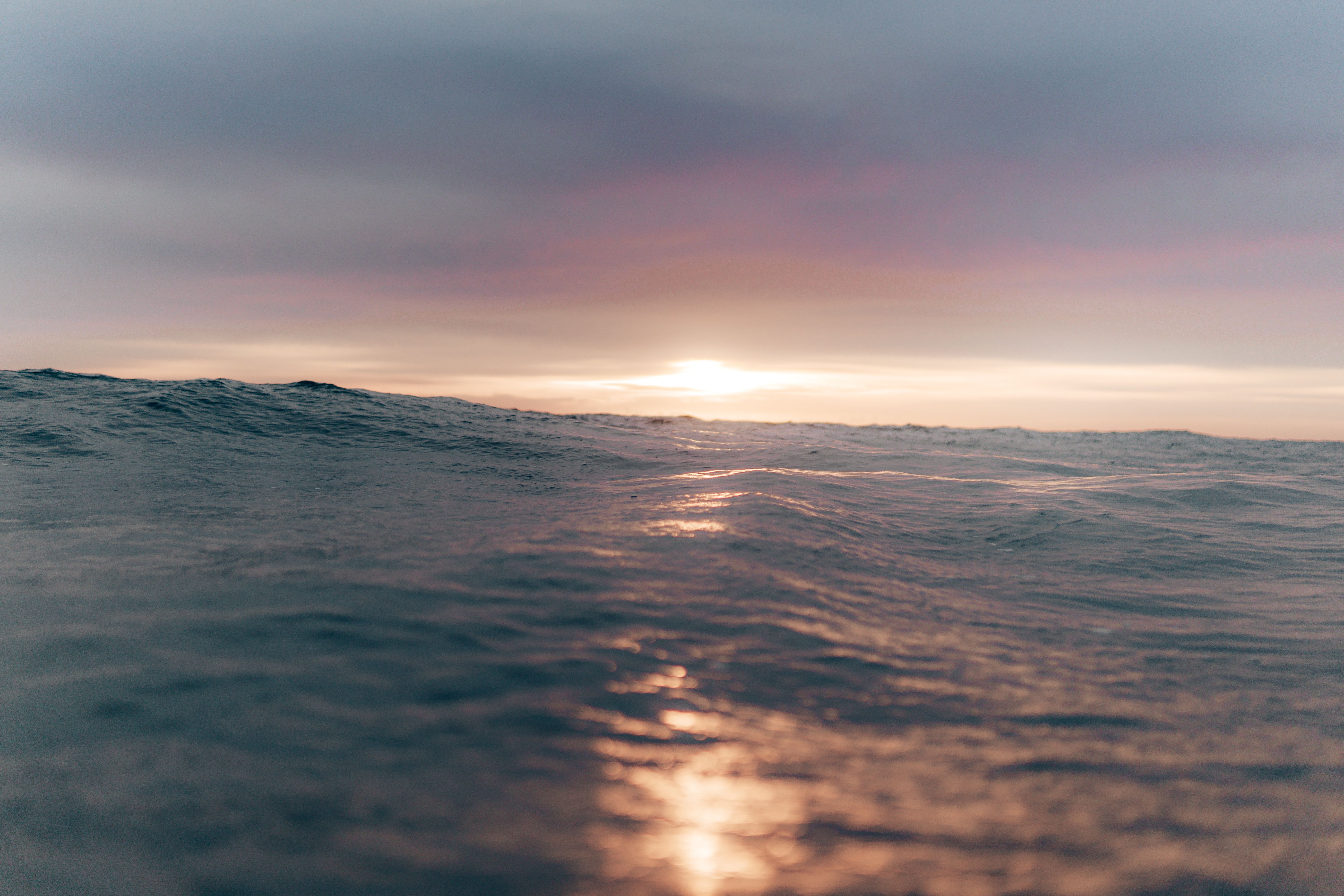 Cielo Nublado Al Atardecer Sobre El Mar Ondulado · Fotos de stock gratuitas