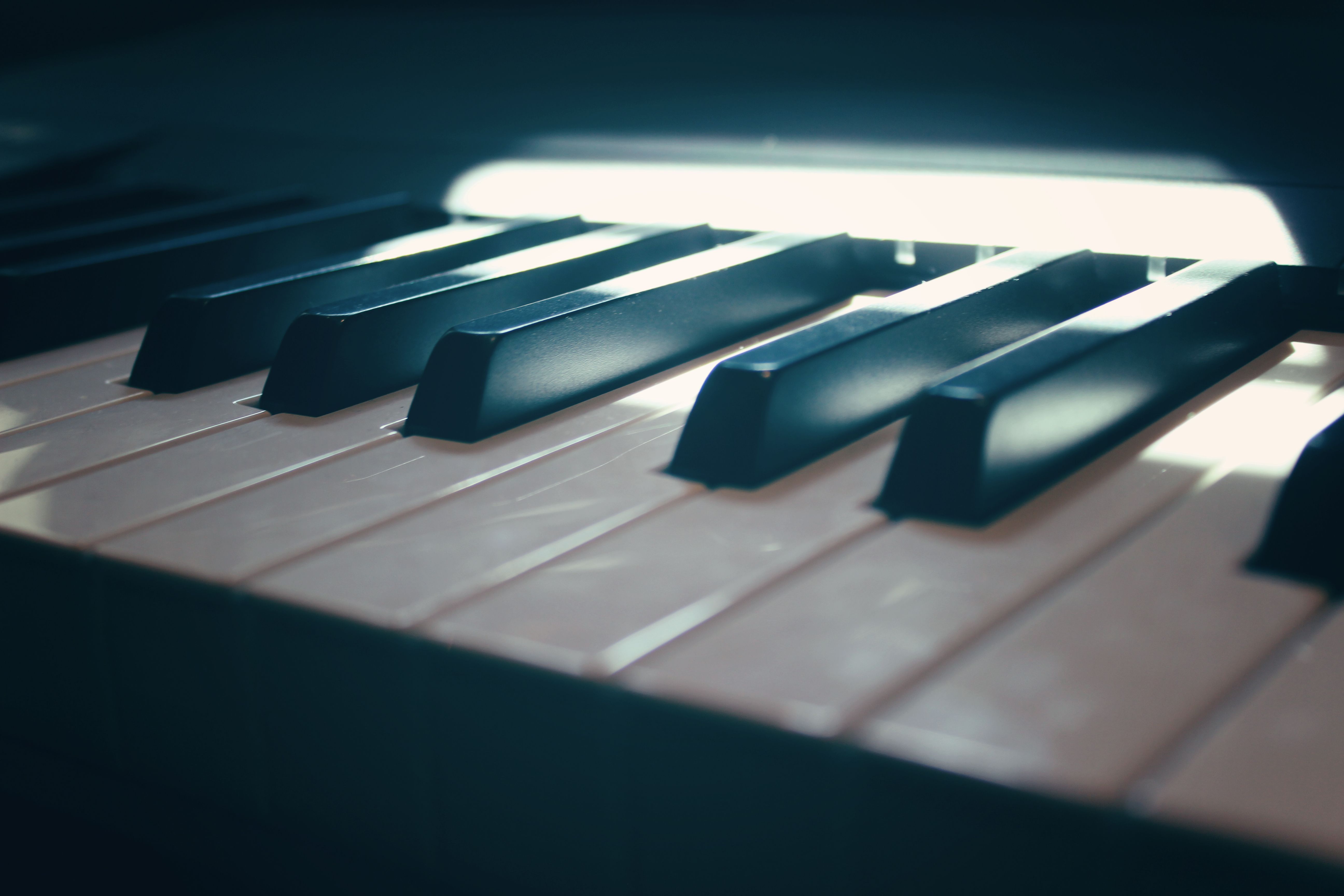Gray and Black Piano Keys · Free Stock Photo
