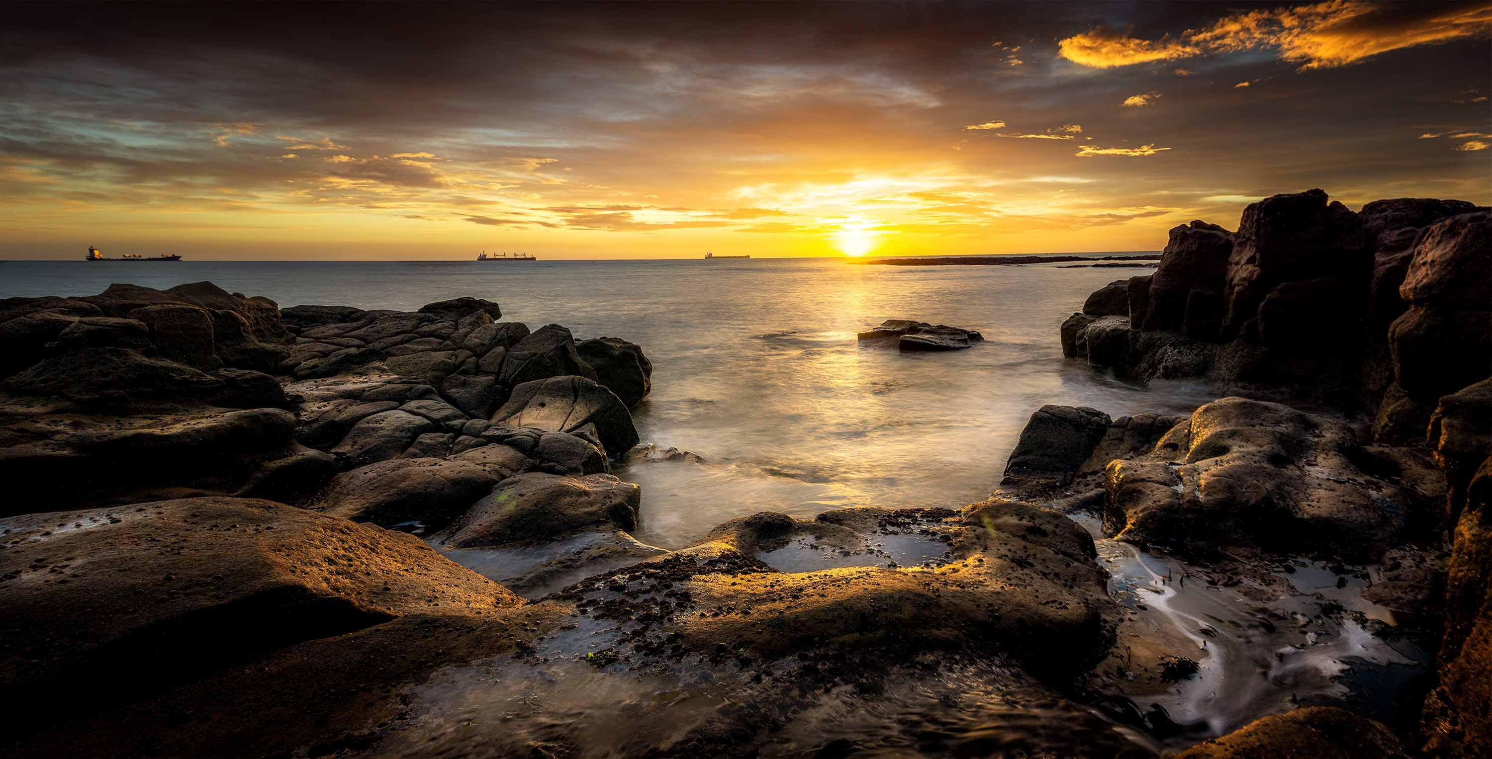 The Golden Sun Setting on the Horizon · Free Stock Photo