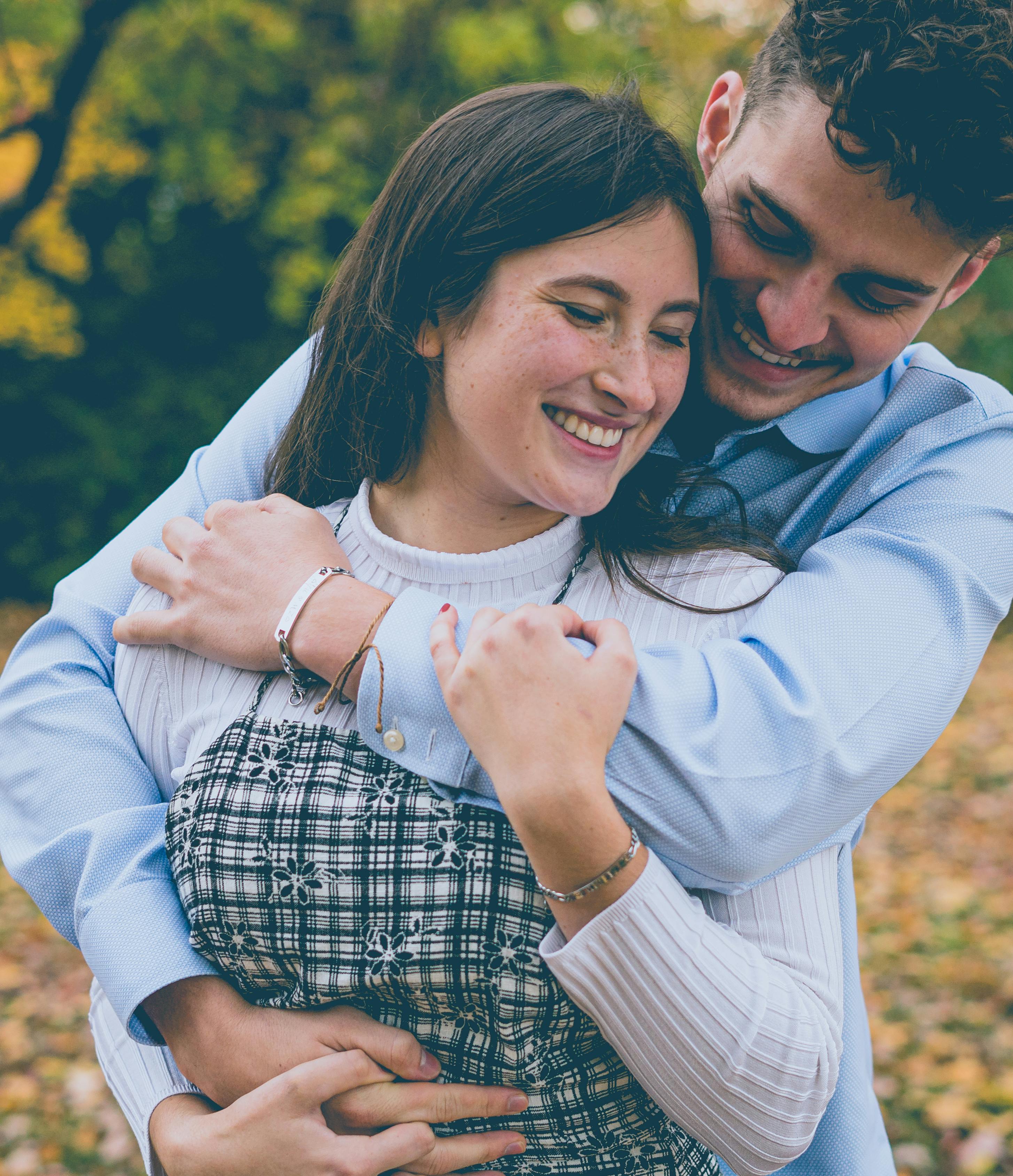 Distant couple under huge tree on slope · Free Stock Photo