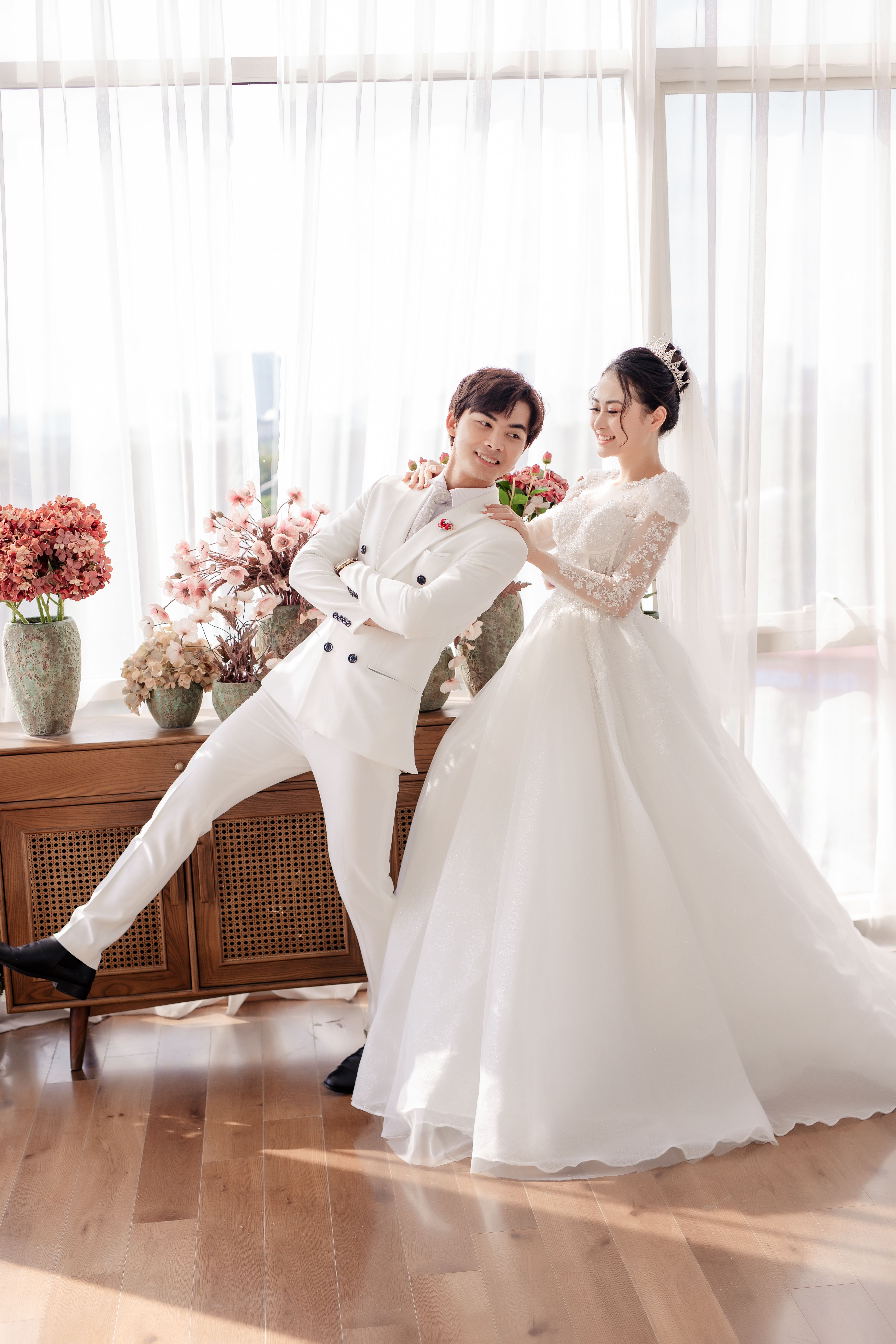 Happy newlywed couple having fun on wedding day · Free Stock Photo