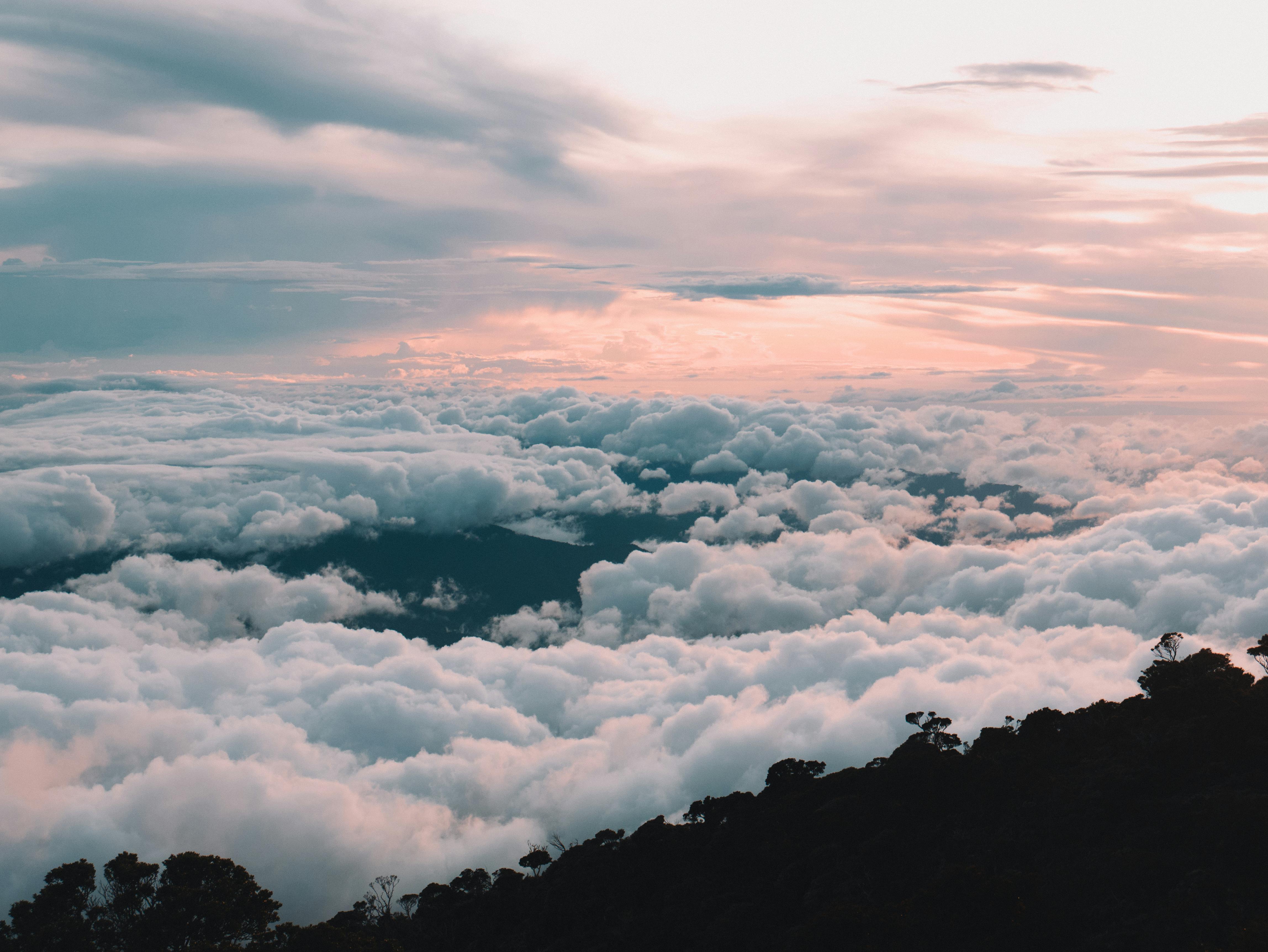 White Clouds over the Mountains · Free Stock Photo
