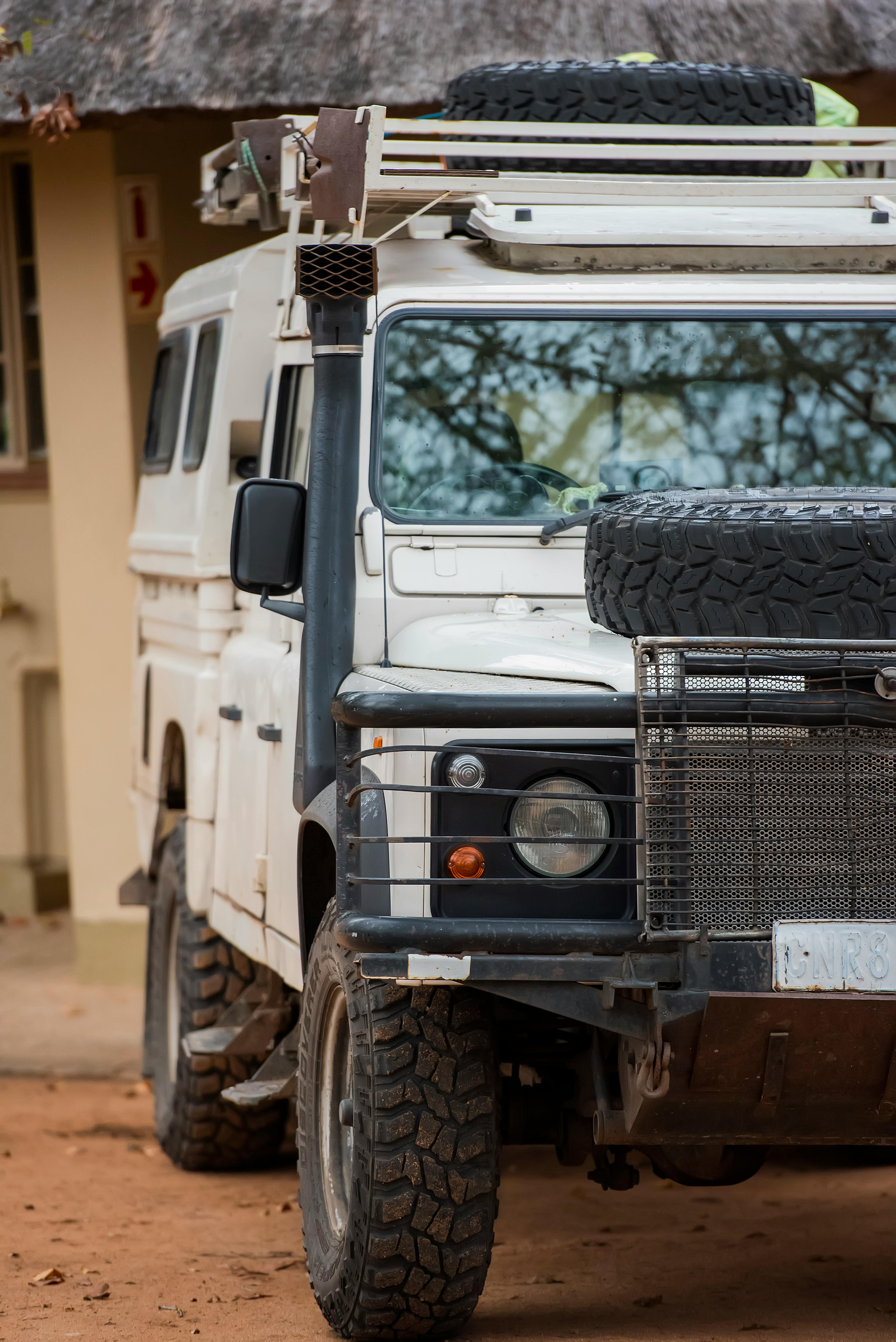 Close-Up Shot of a Land Rover · Free Stock Photo