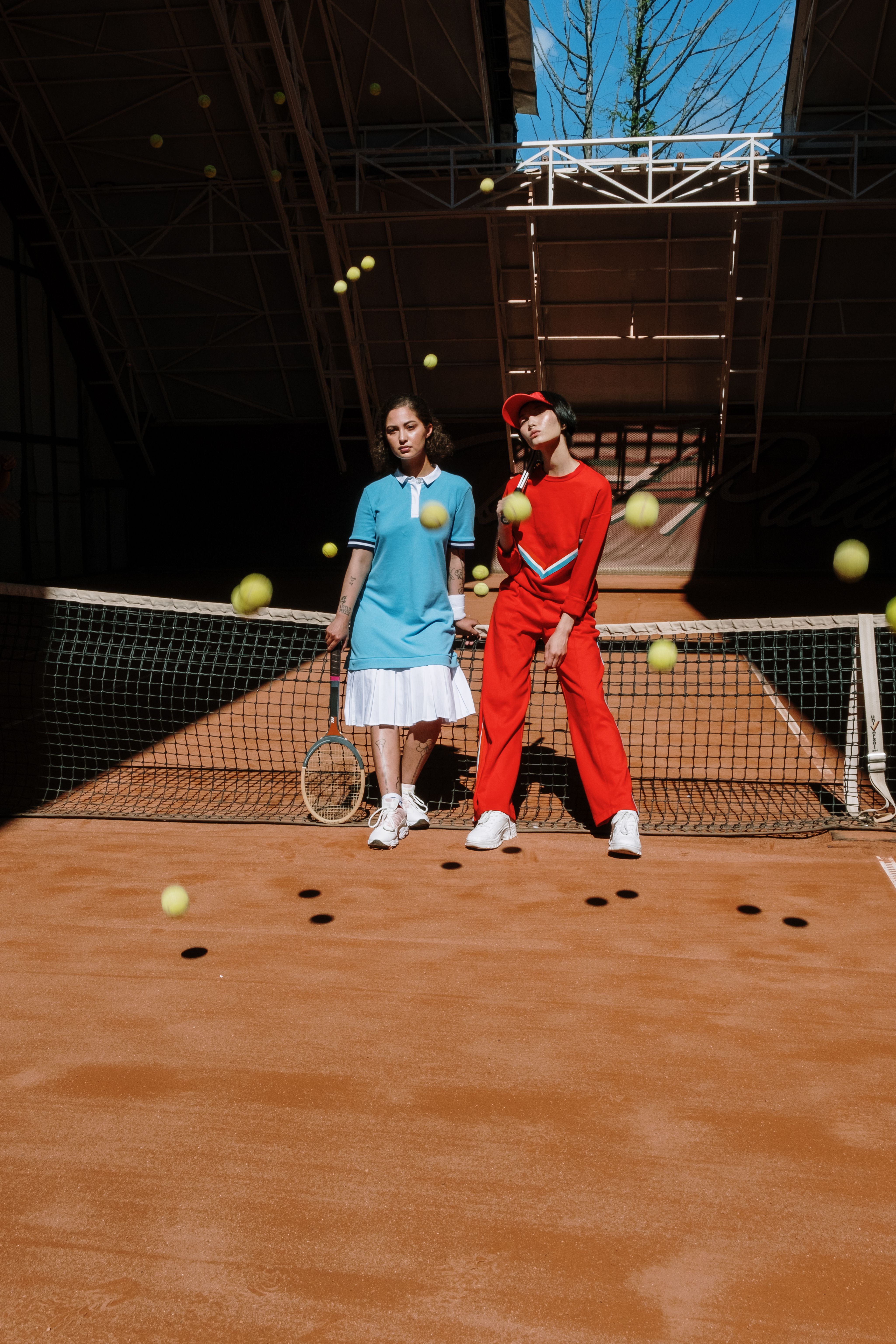 2 Niños Jugando Al Tenis En La Cancha · Fotos de stock gratuitas