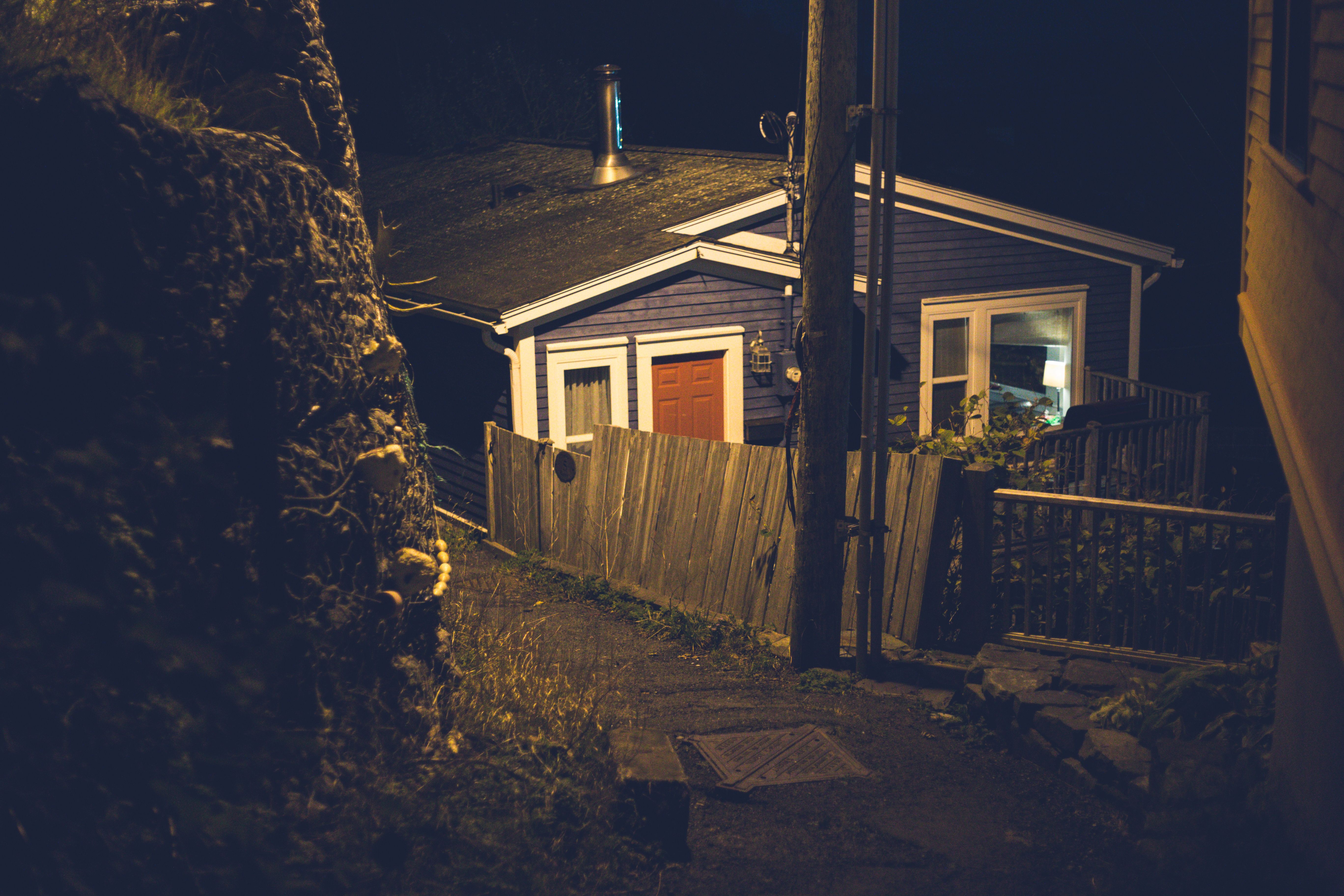 Cozy wooden house in countryside in evening · Free Stock Photo