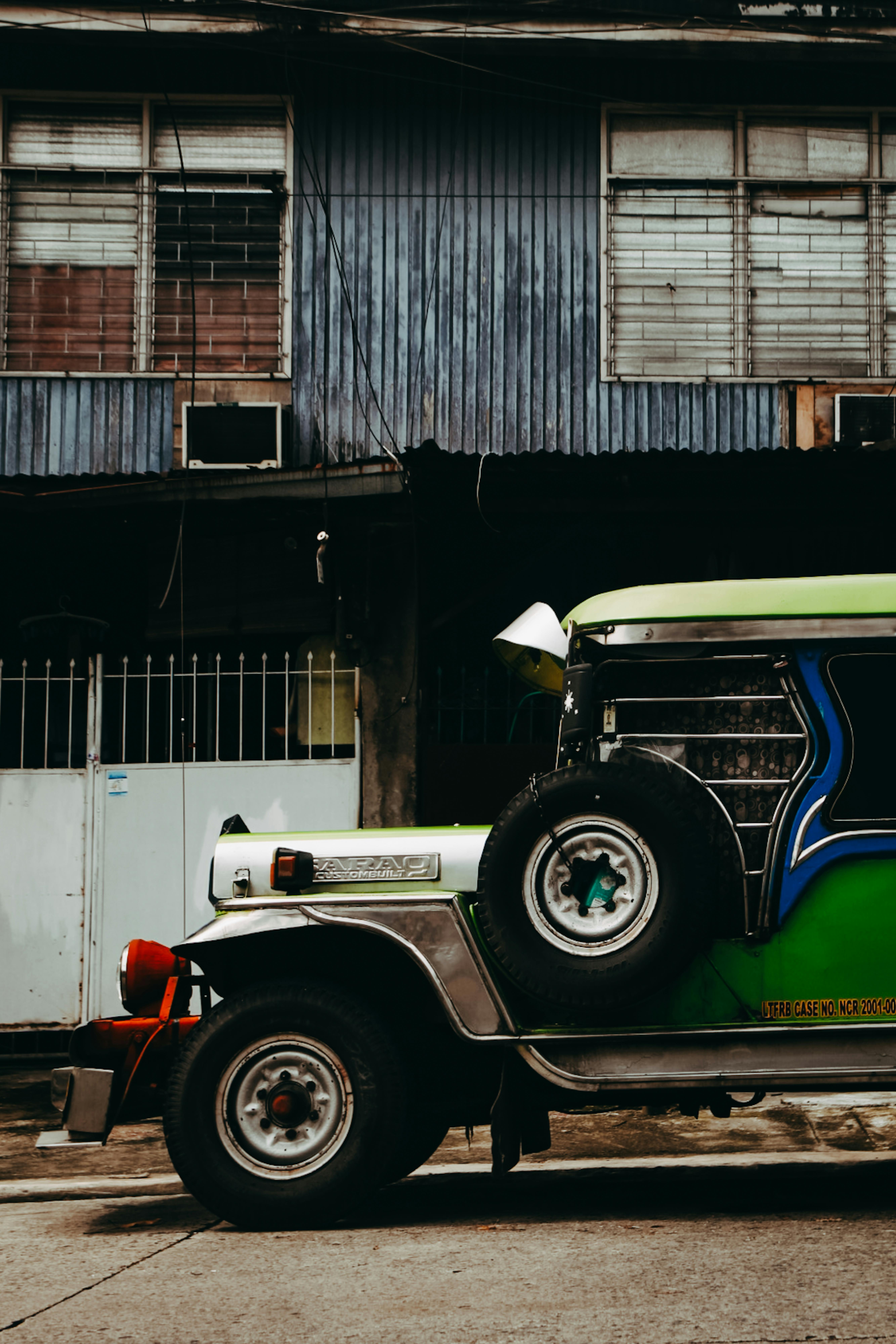 Photograph of a Jeep in Front of a House · Free Stock Photo
