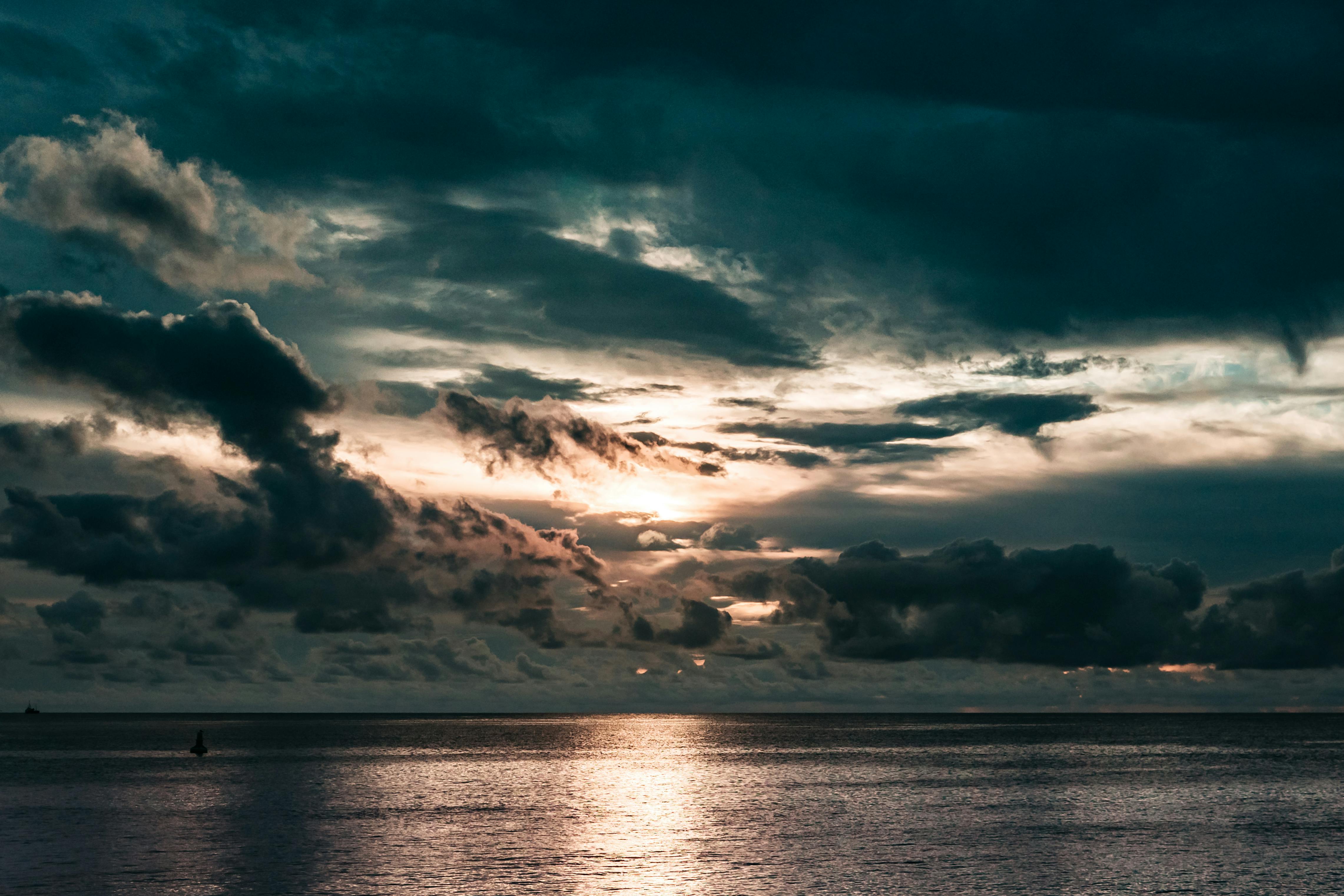 Dramatic Sky over Sea · Free Stock Photo