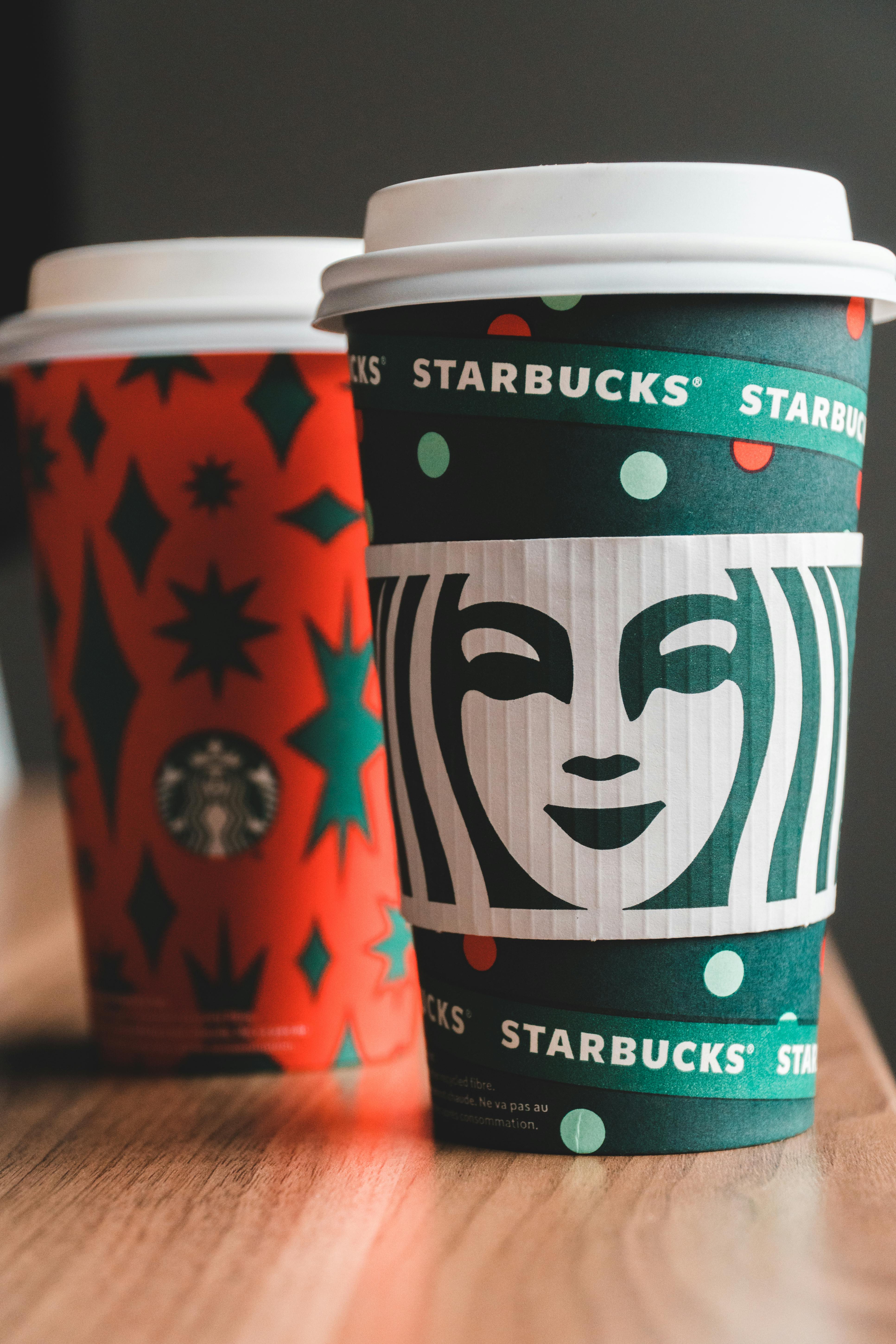 Set of disposable paper coffee cups · Free Stock Photo