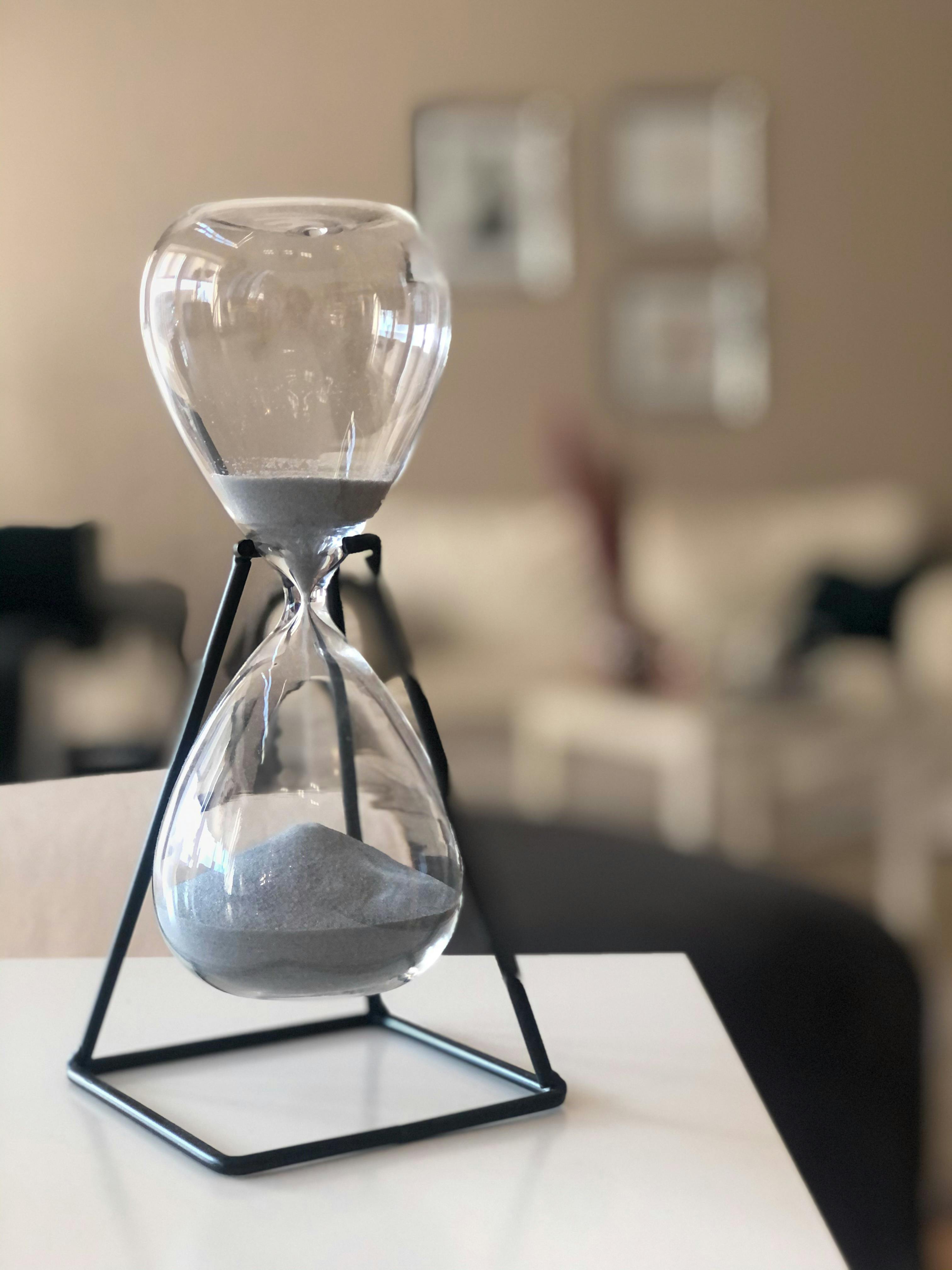 Shallow Focus Photography of Hourglass · Free Stock Photo