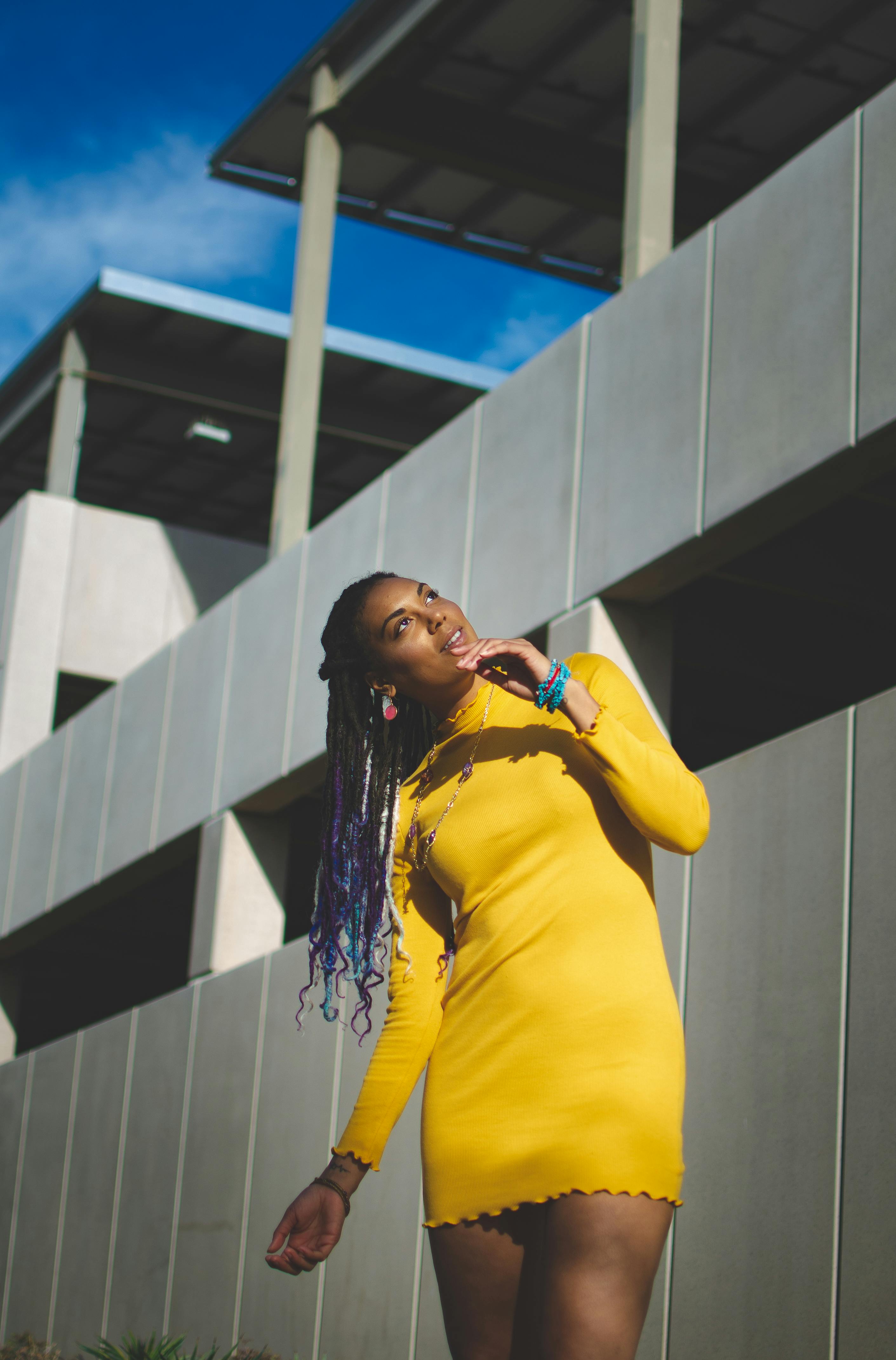 Yellow Dress Solid Background Photos, Download The BEST Free Yellow ...