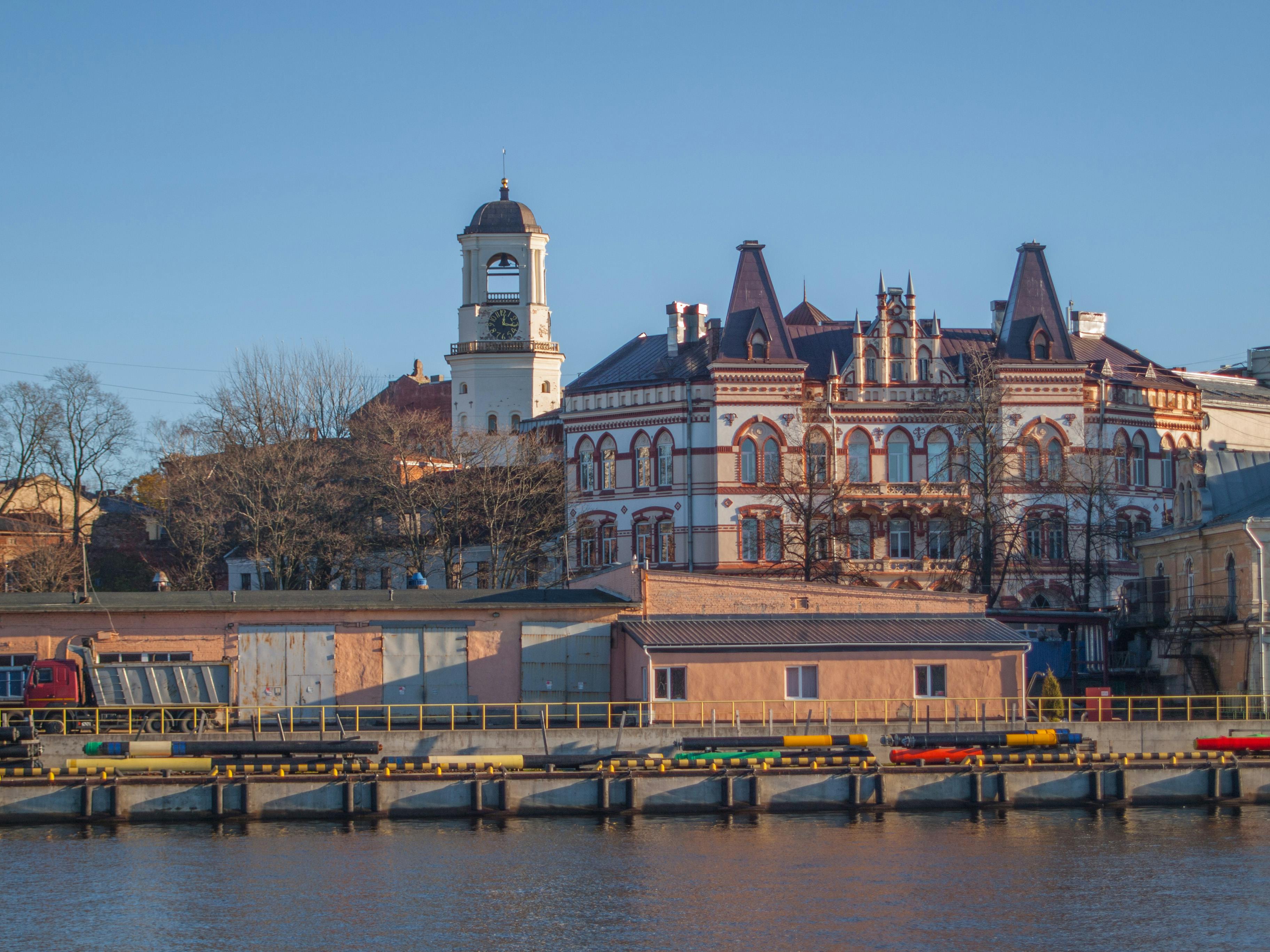 Beige Concrete Building · Free Stock Photo